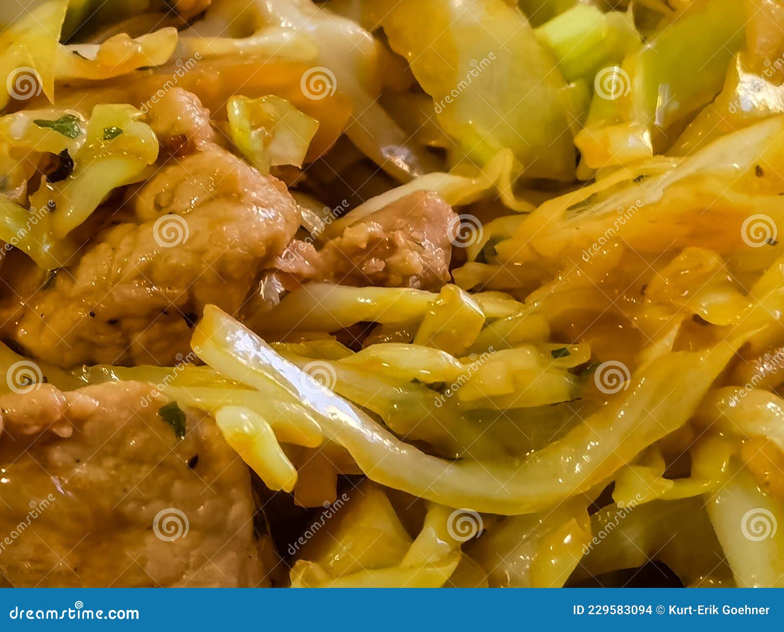 Repollo frito con pollo foto de archivo. Imagen de espagueti - 229583094