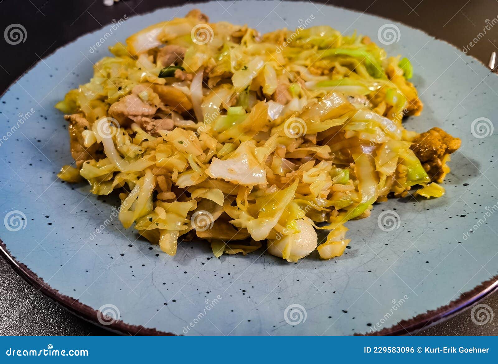 Repollo frito con pollo foto de archivo. Imagen de sopa - 229583096