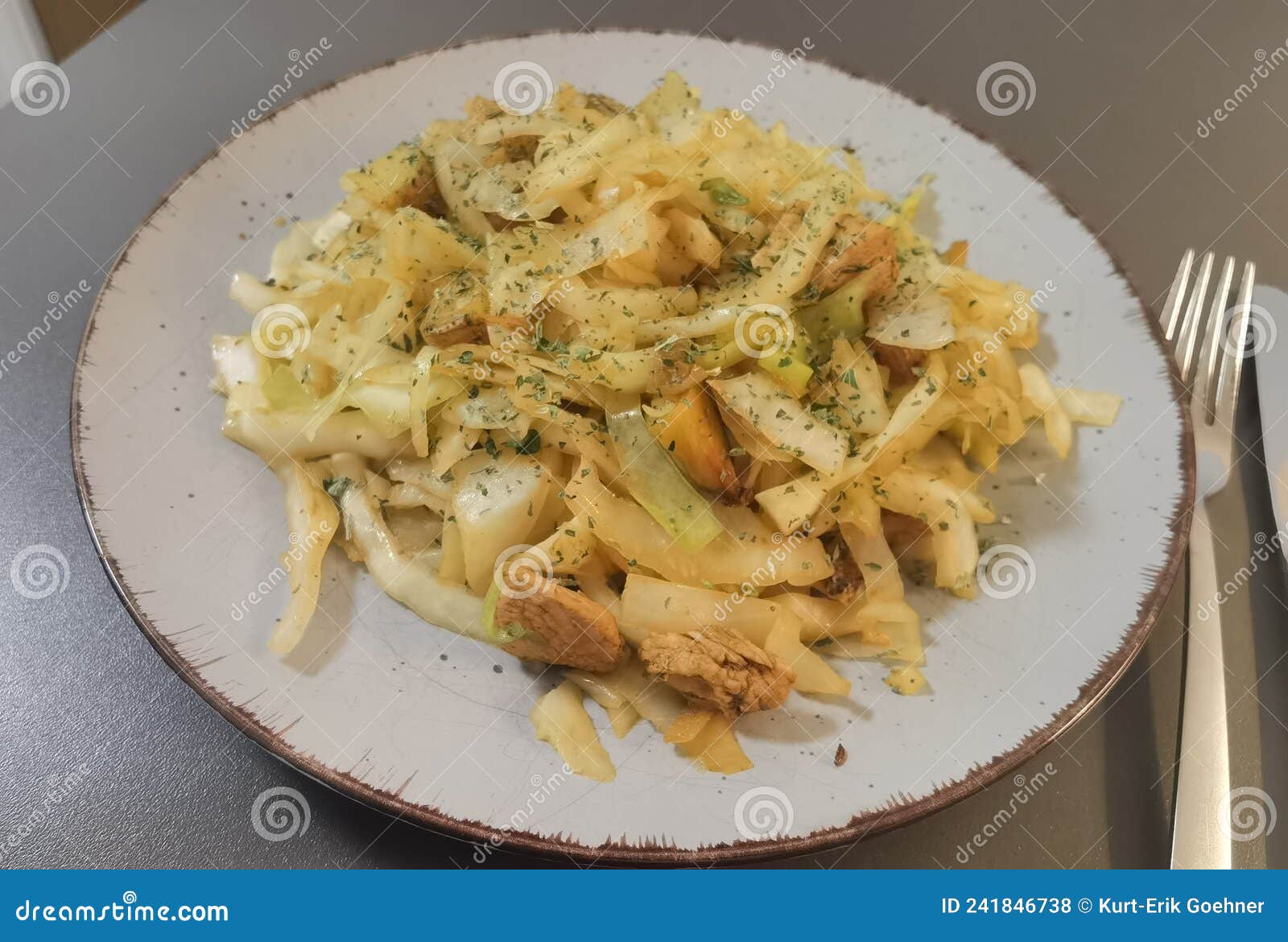 Repollo frito con pollo foto de archivo. Imagen de carne - 241846738