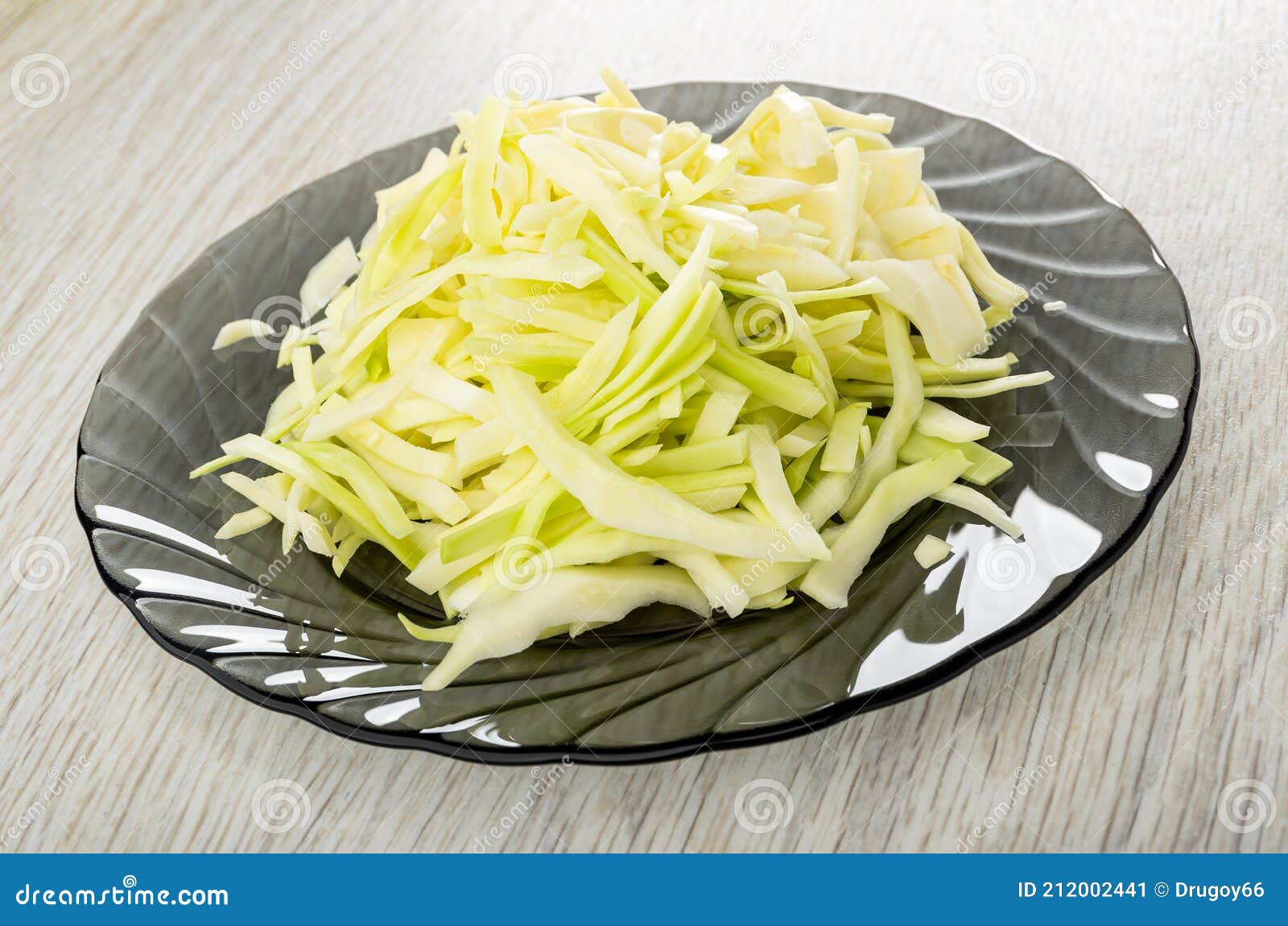 Repollo Picado En Plato Gris Sobre Mesa De Madera Imagen de archivo ...