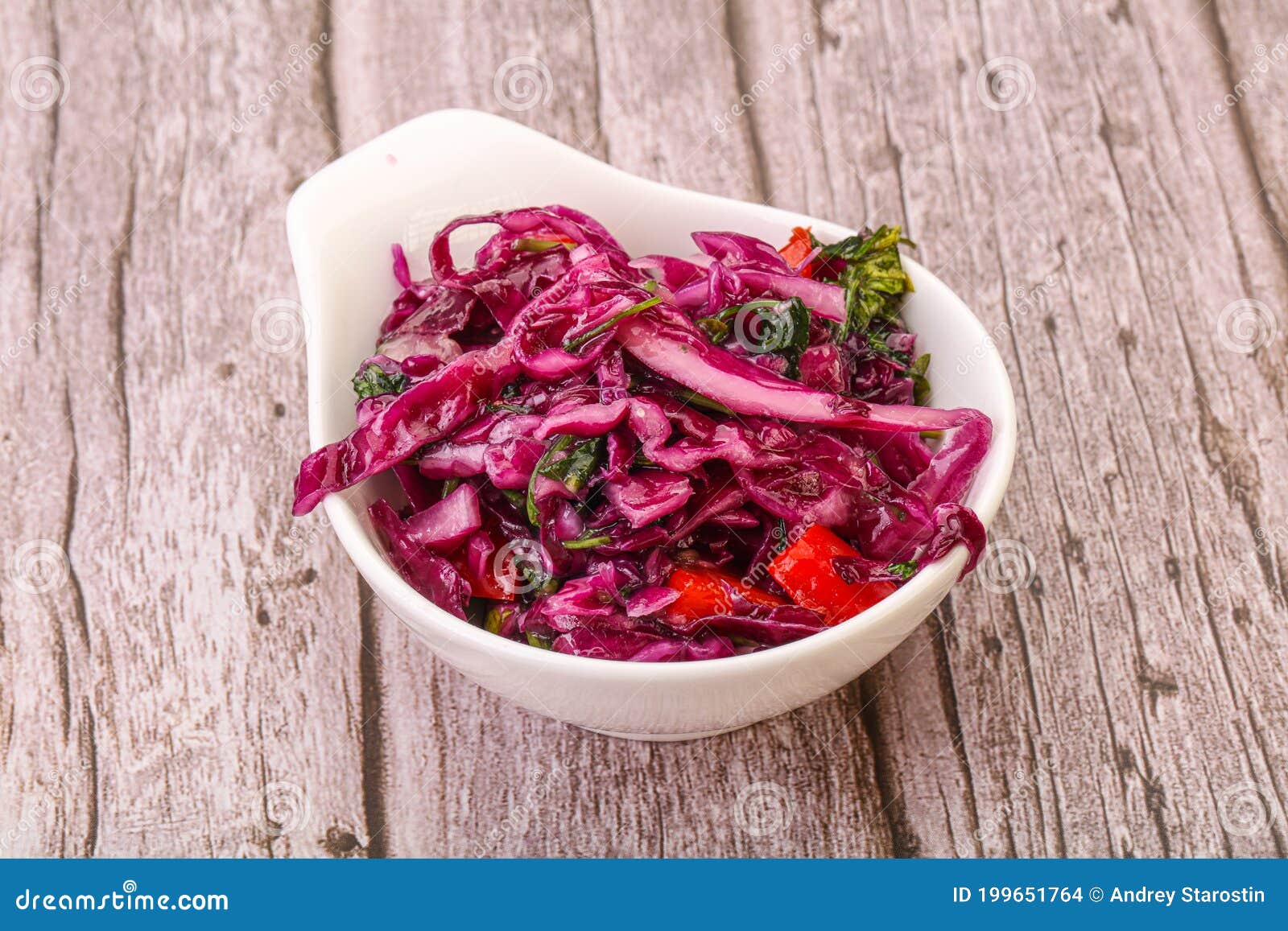 Repollo rojo con hierbas foto de archivo. Imagen de amargo - 199651764