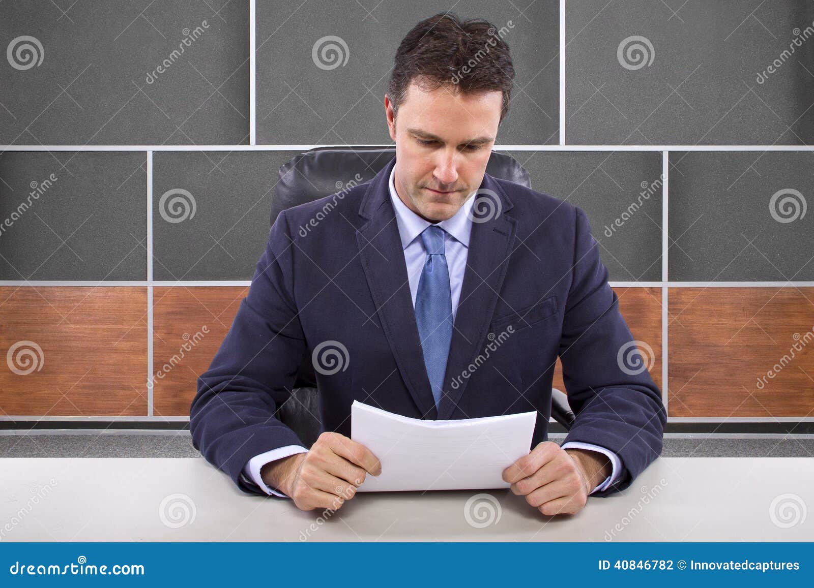 Reporter Im Nachrichten-Raum Stockfoto - Bild von fachmann, kommentator ...