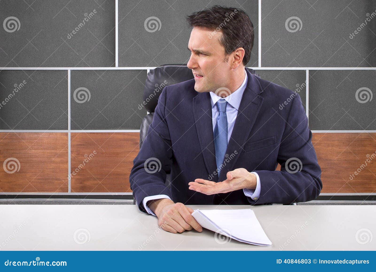 Reporter Im Nachrichten-Raum Stockbild - Bild von ankerfrau, anchor ...