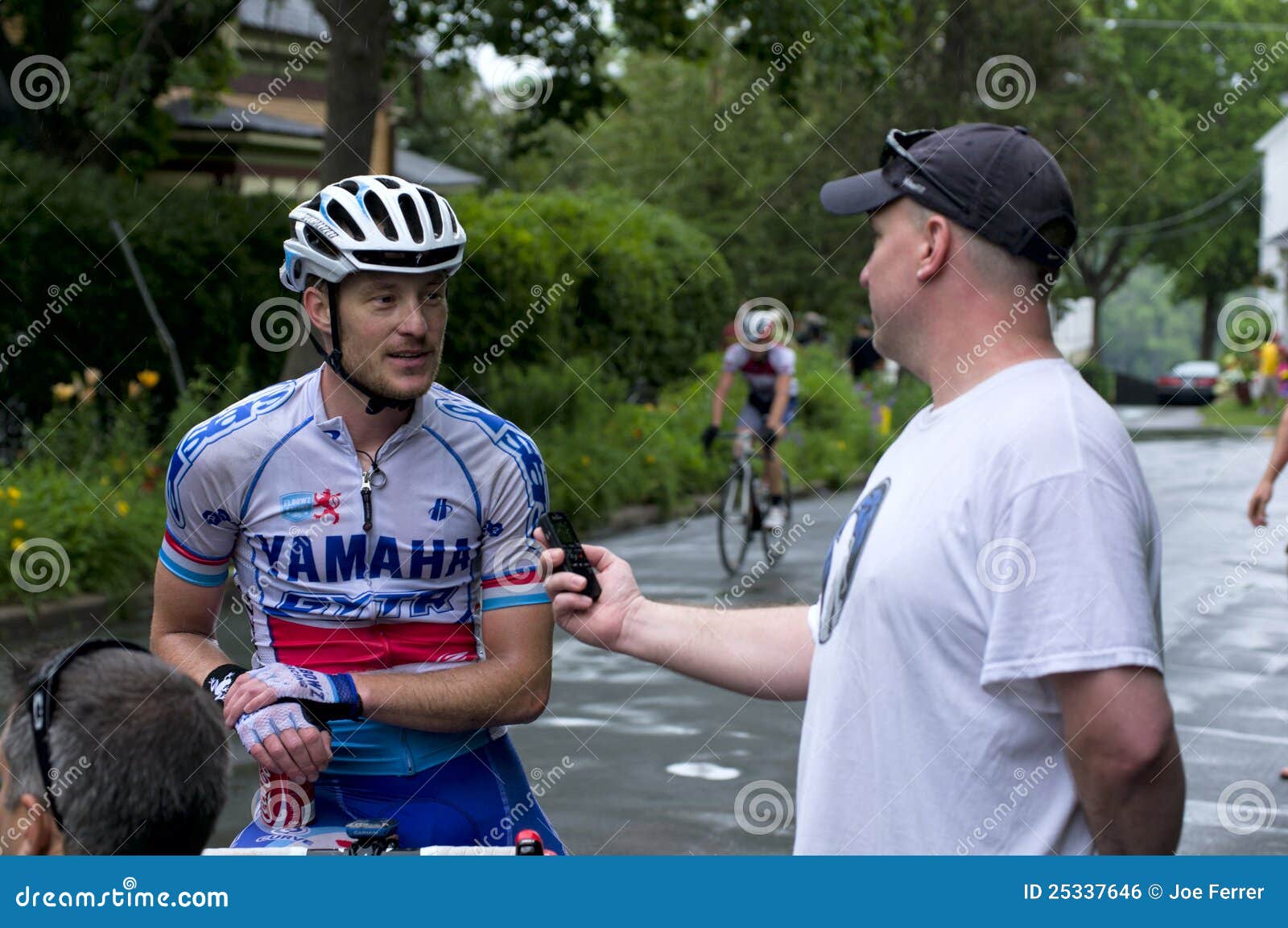 Reporter Interviews Helmig editorial photo. Image of helmig - 25337646