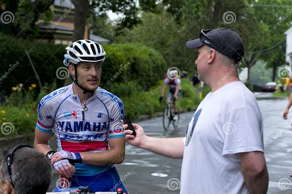 Reporter Interviews Helmig editorial photo. Image of helmig - 25337646