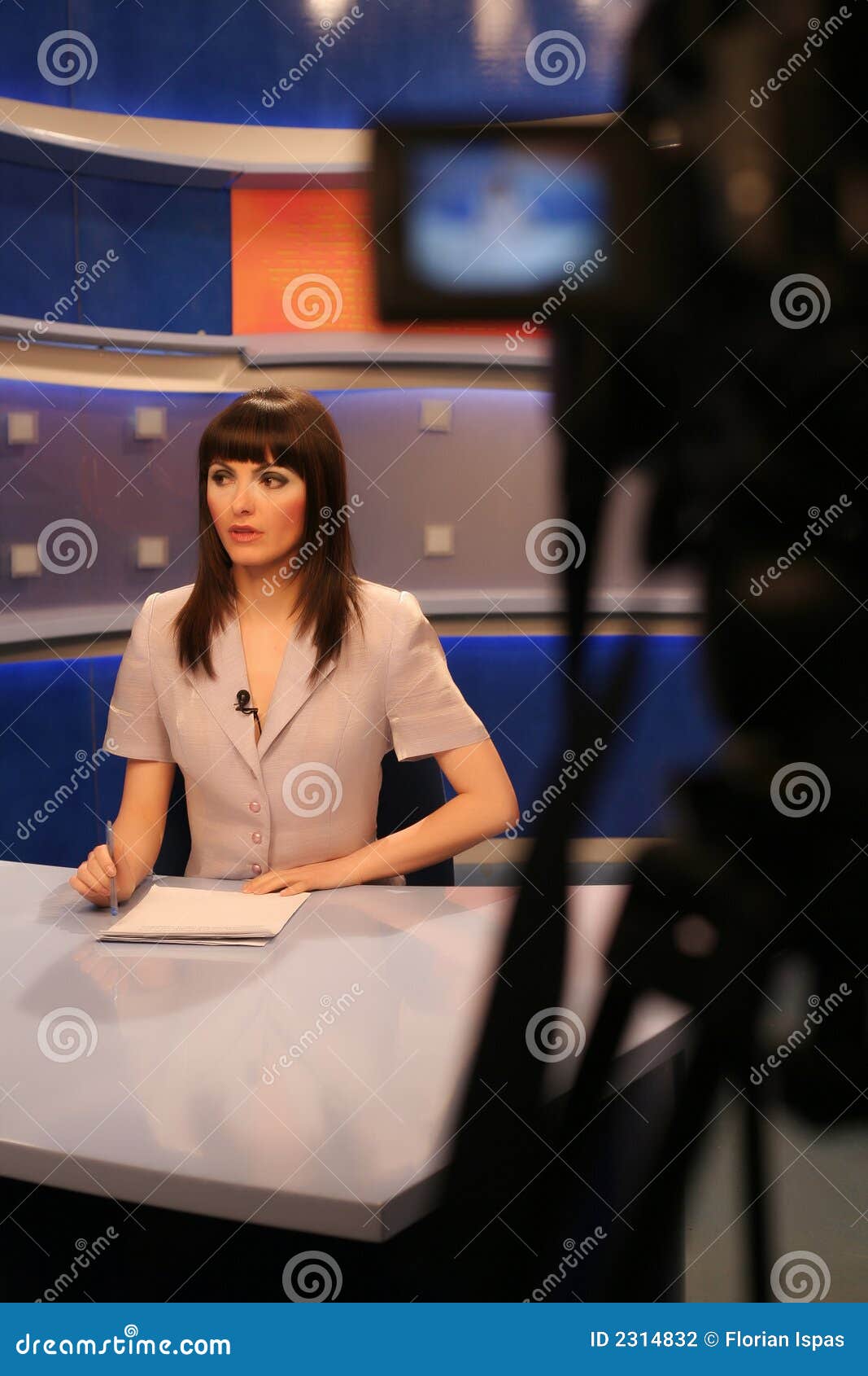 Reportero De La TV En Estudio Foto de archivo - Imagen de canal ...