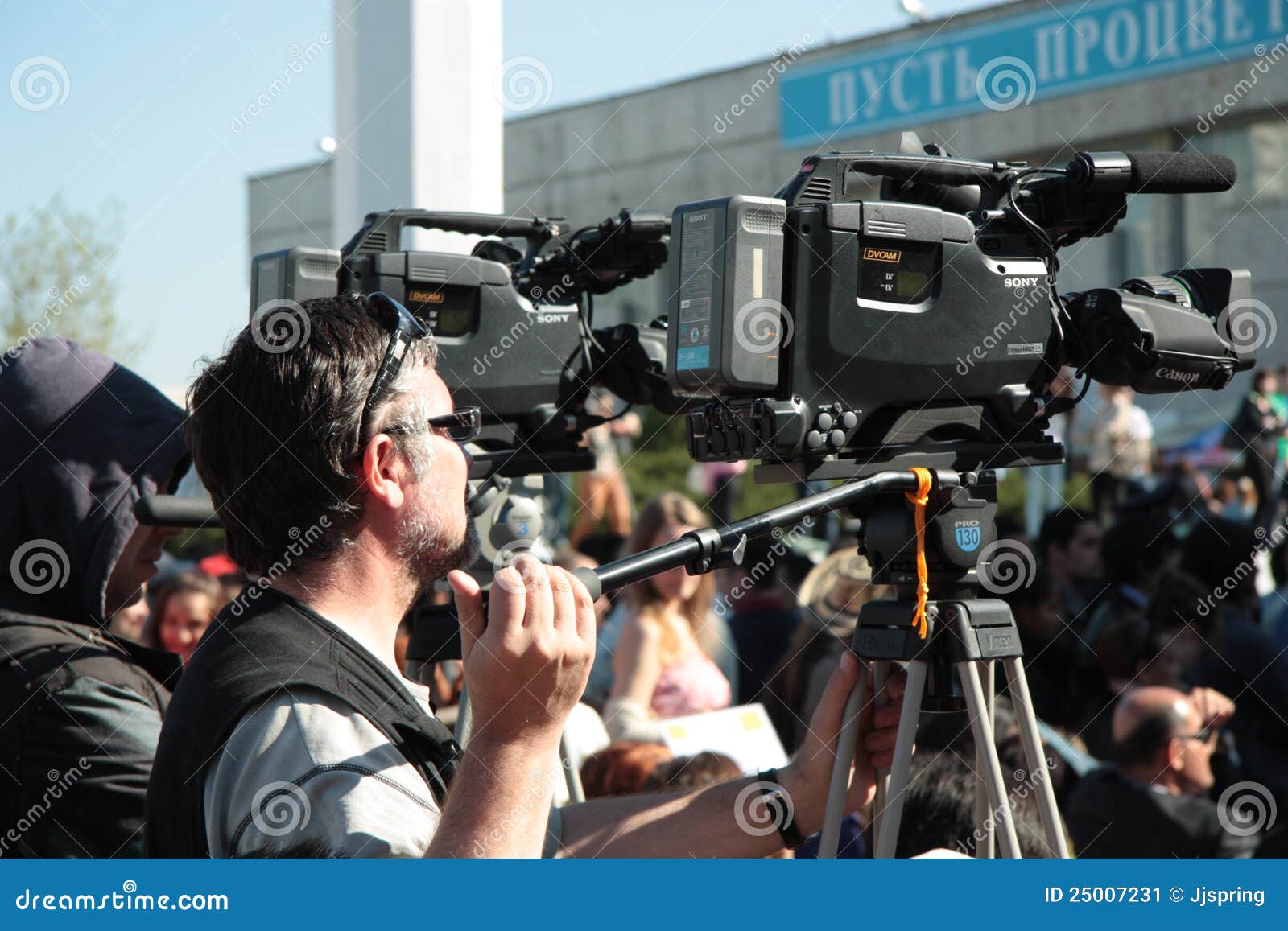 Reporters editorial photo. Image of live, male, creative - 25007231