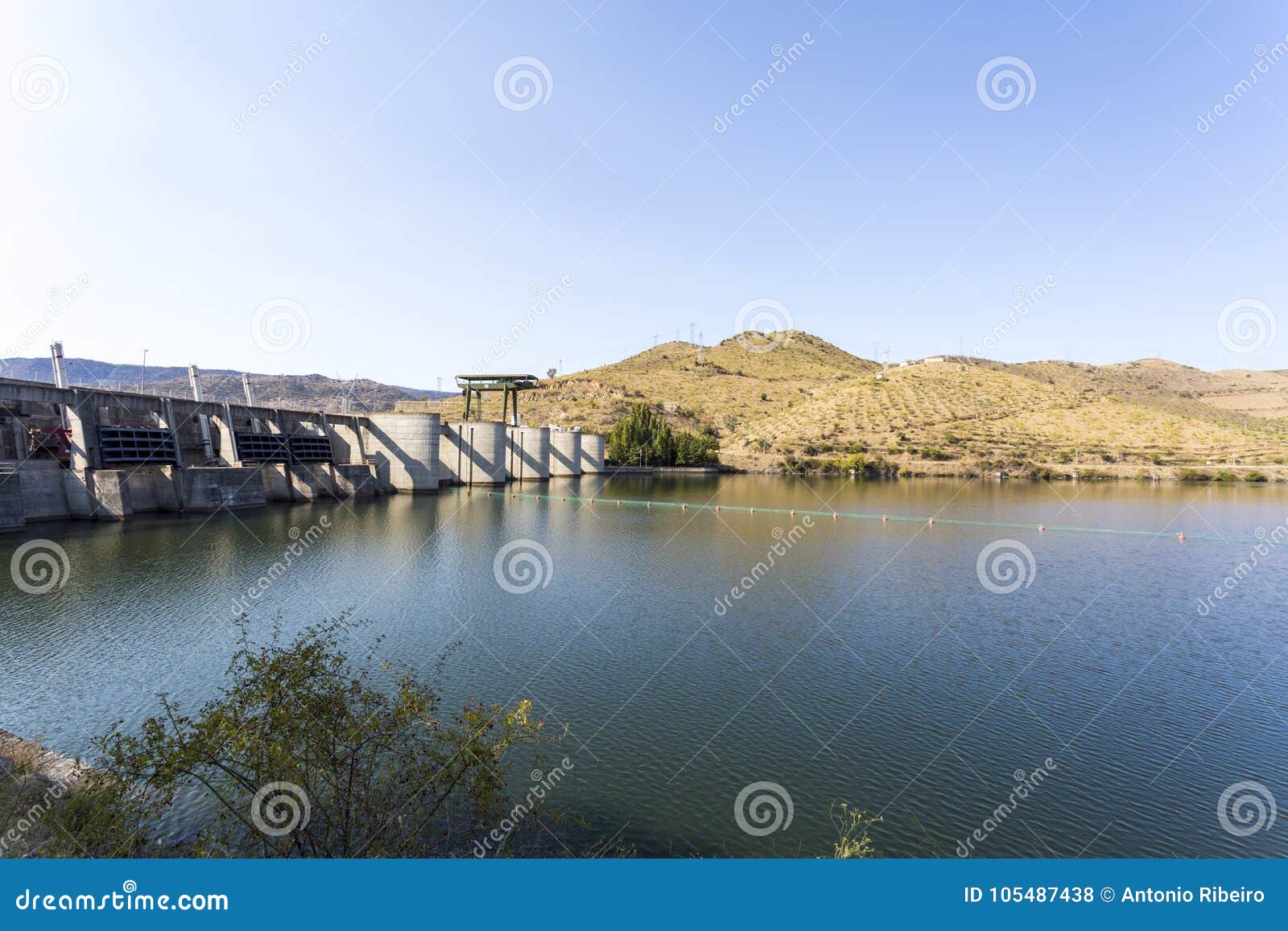 Represa De Pocinho No Rio De Douro Foto de Stock - Imagem de douro ...