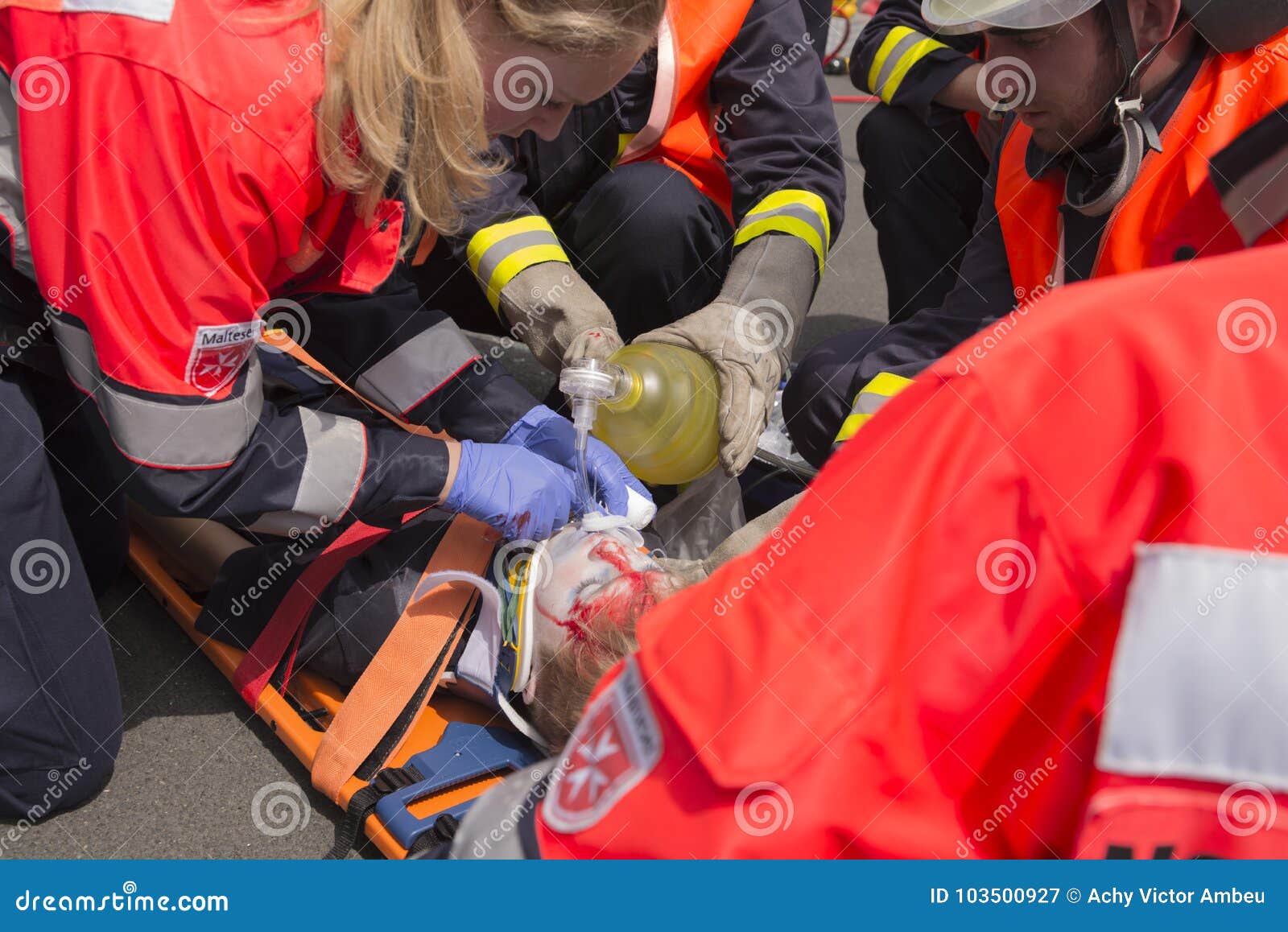Rescate De Una Persona Herida Fotografía editorial - Imagen de persona ...