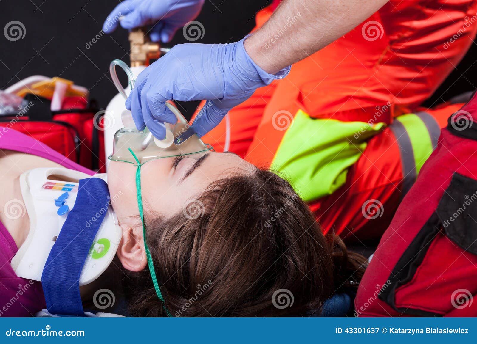 Rescuer using oxygen mask stock image. Image of collar - 43301637