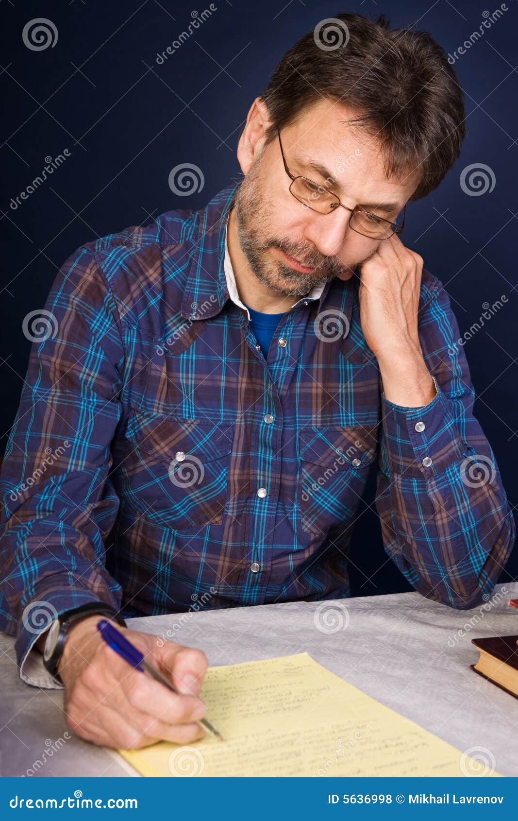 Researcher taking notes stock photo. Image of dark, columnist - 5636998