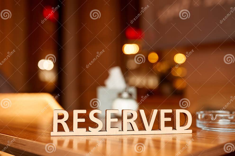 Reservado a tabela imagem de stock. Imagem de restaurante - 107142769