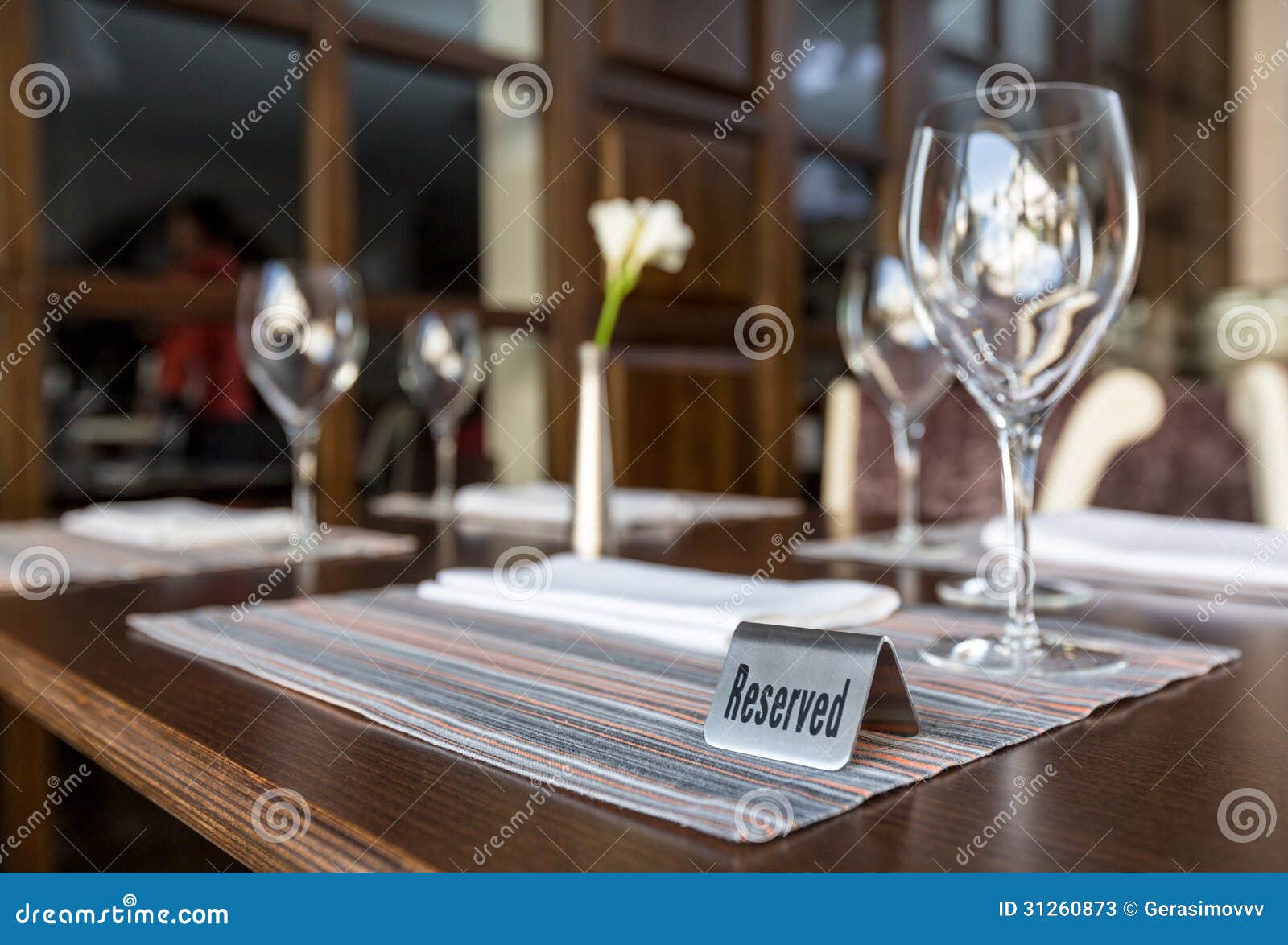 Reservierte Tabelle in Einem Restaurant Stockbild - Bild von zeichen ...