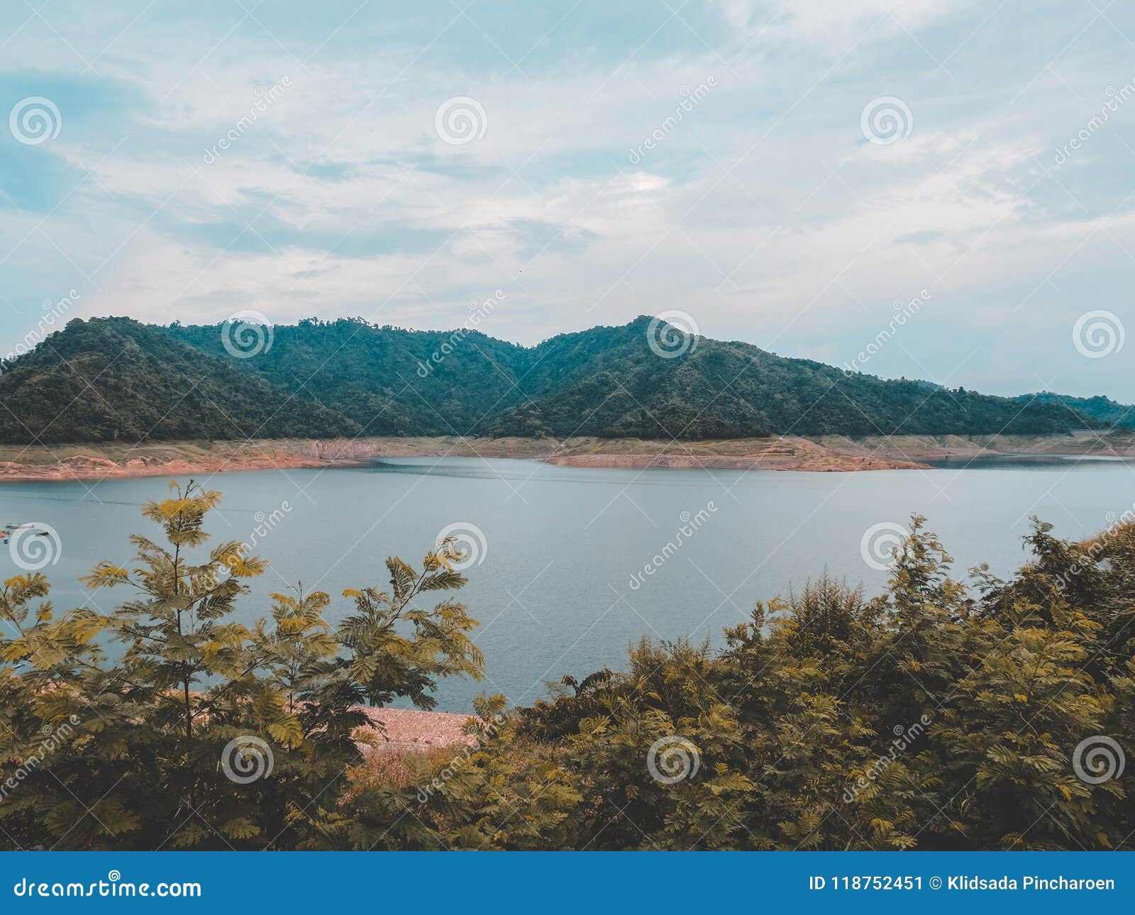 Reservior стоковое изображение. изображение насчитывающей озеро - 118752451