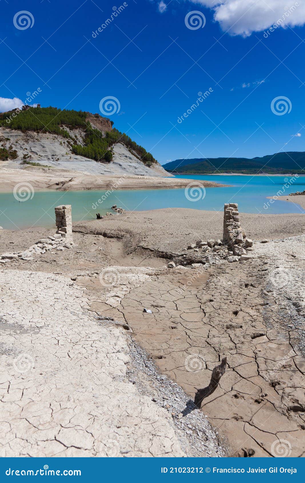 Reservoir of Yesa stock photo. Image of shore, mountain - 21023212