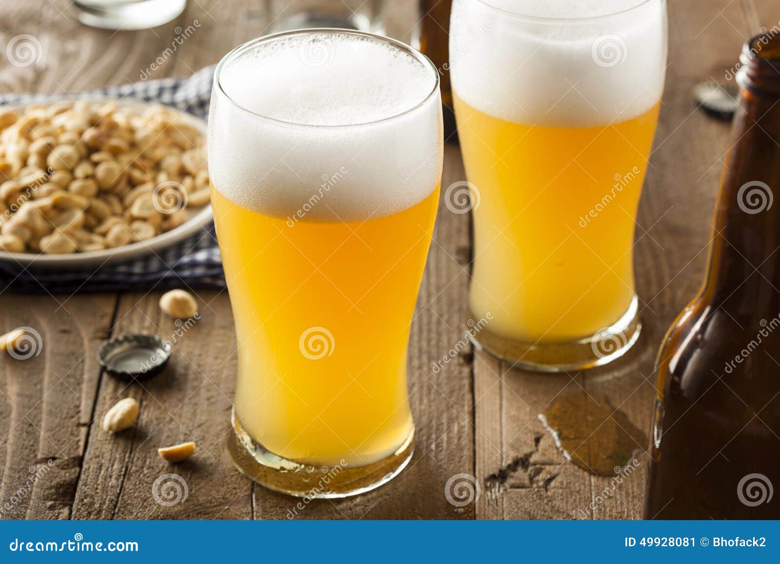 Resfreshing Lager Beer De Oro Imagen de archivo - Imagen de gotas ...