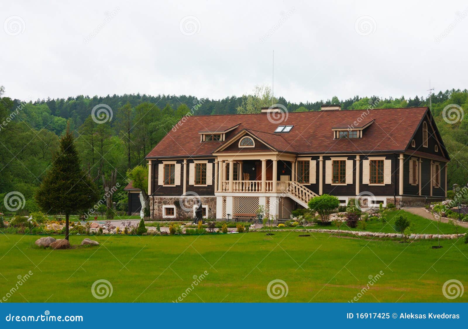 Residential cottage stock image. Image of architecture - 16917425