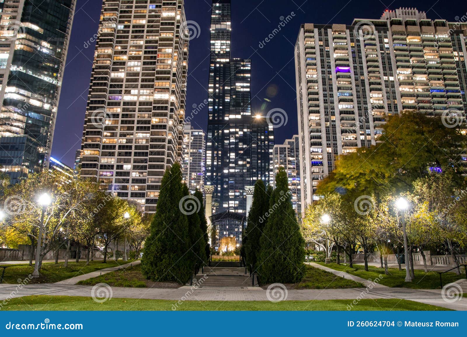 Residential Skyscraper at Night Stock Photo - Image of loop, downtown ...