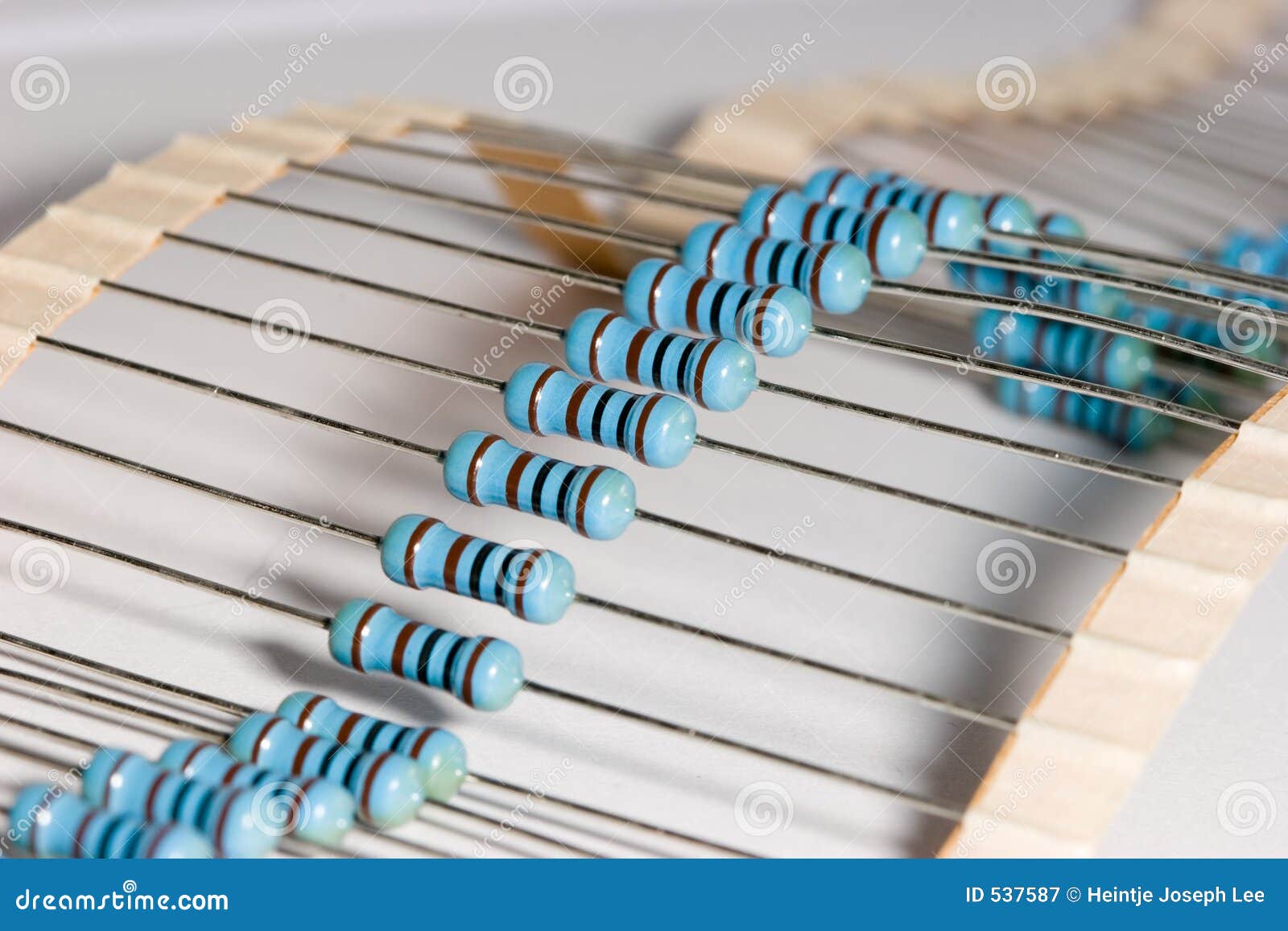 Resistori immagine stock. Immagine di collegare, elettronico - 537587