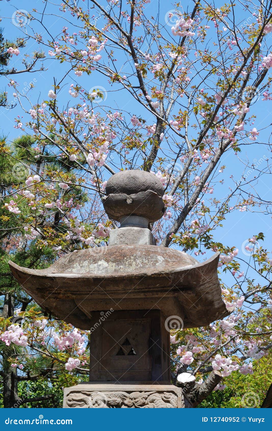 Resorte en Japón foto de archivo. Imagen de cubo, vertical - 12740952