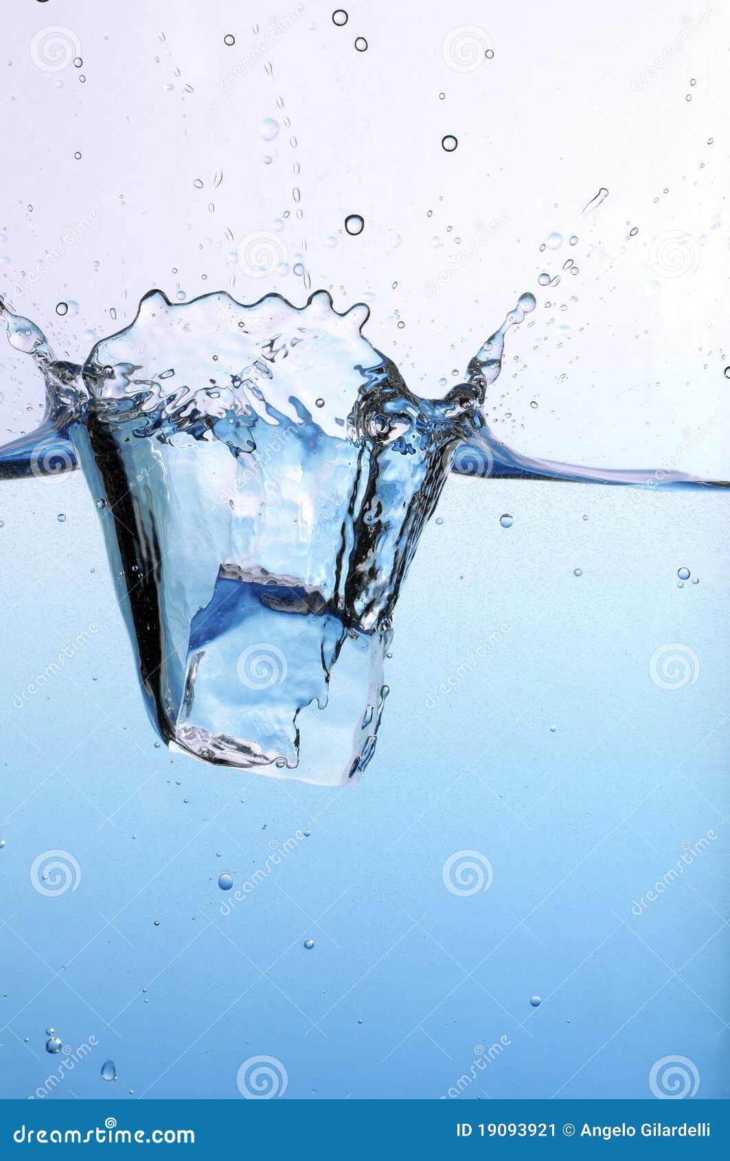 Respingo do cubo de gelo imagem de stock. Imagem de ecologia - 19093921