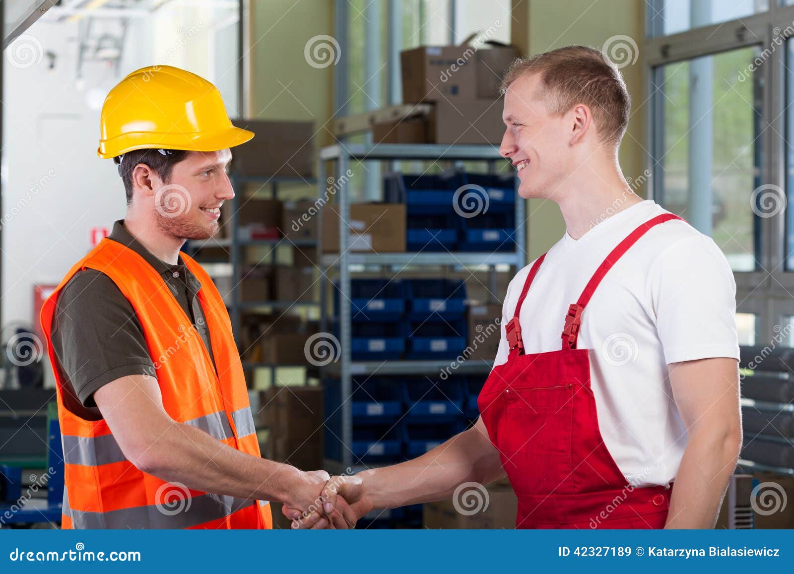 Responsabile Che Stringe Le Mani Con L'operaio Immagine Stock ...