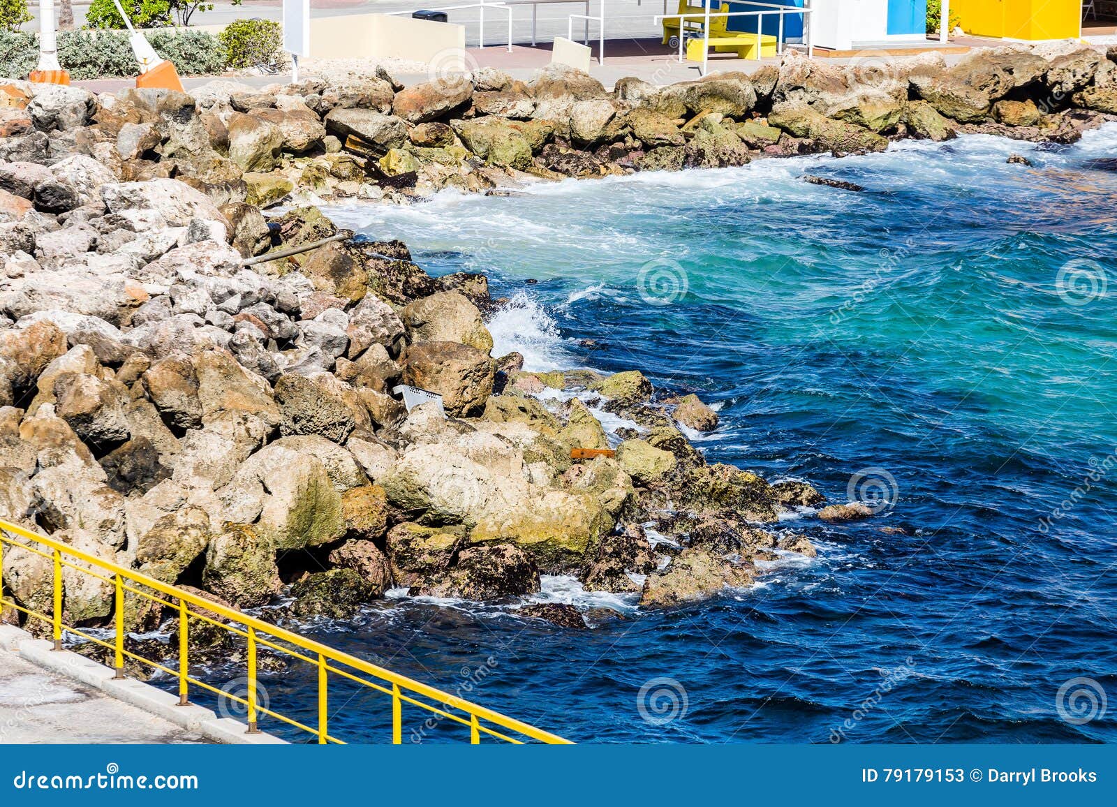 Ressac contre des rochers image stock. Image du nature - 79179153