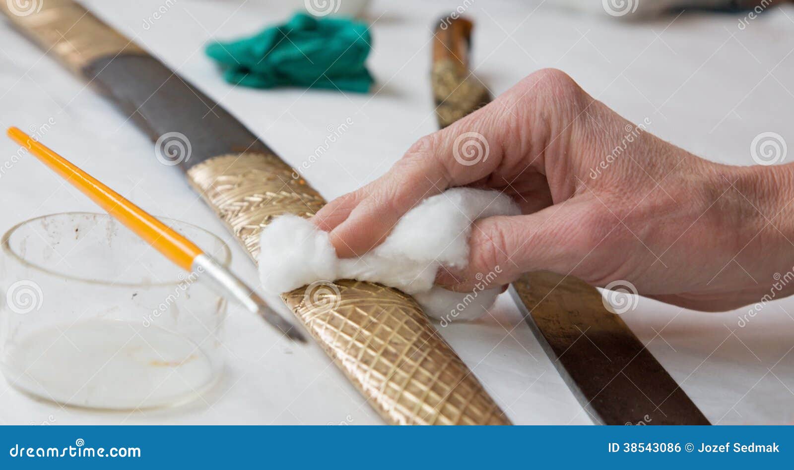 Restauración De La Espada Turca Vieja - Mano Foto de archivo - Imagen ...