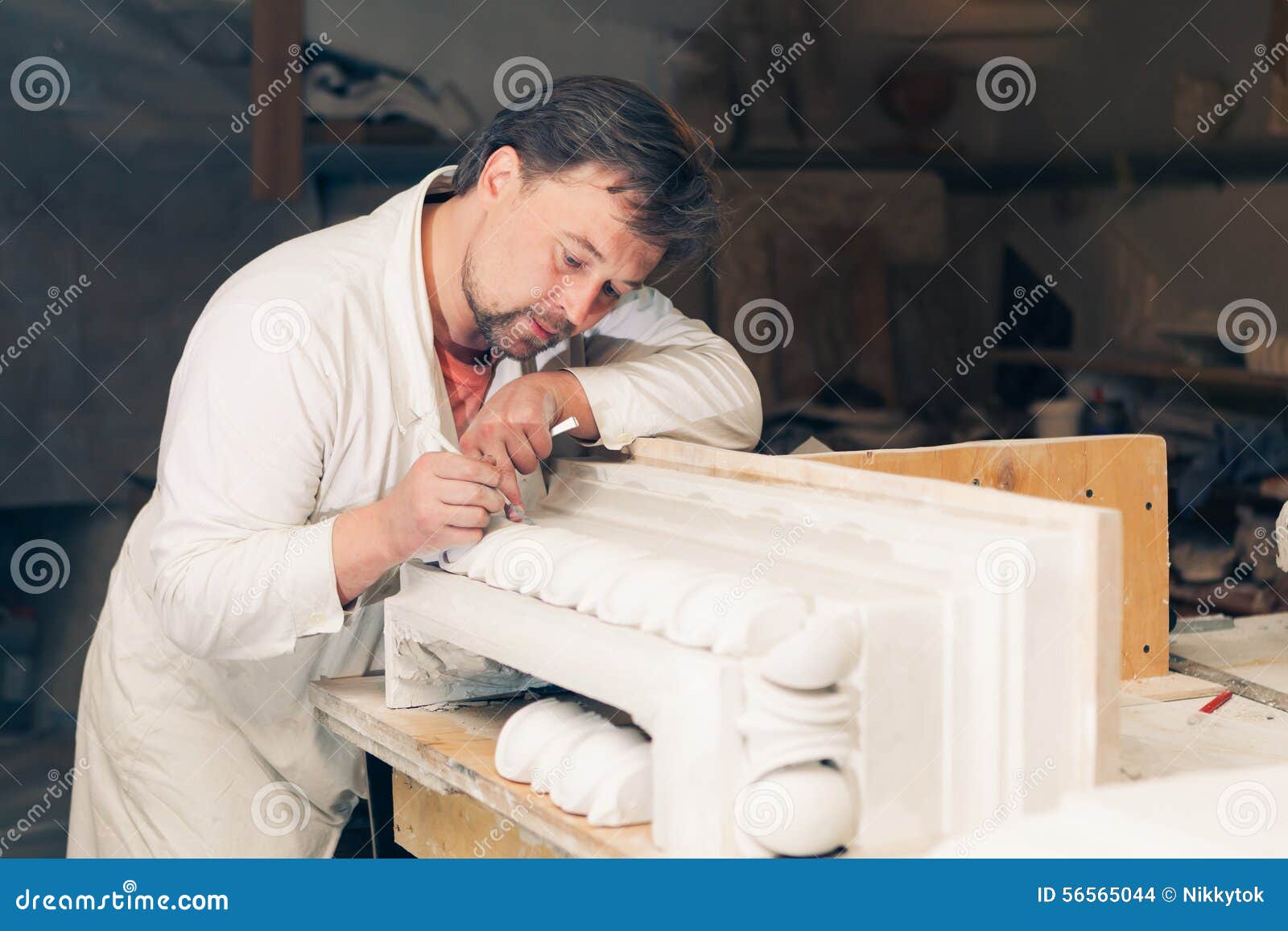 Restaurador Que Hace Que El Suyo Trabaja Foto de archivo - Imagen de ...