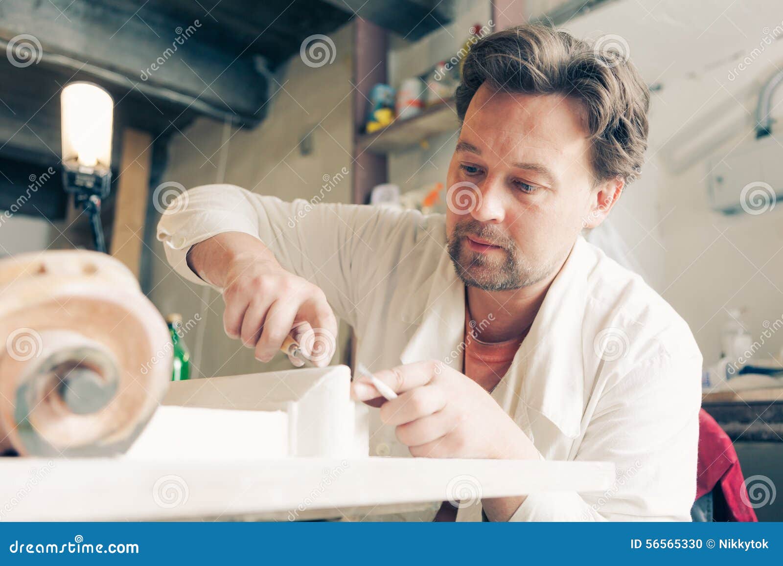 Restaurador Que Hace Que El Suyo Trabaja Foto de archivo - Imagen de ...