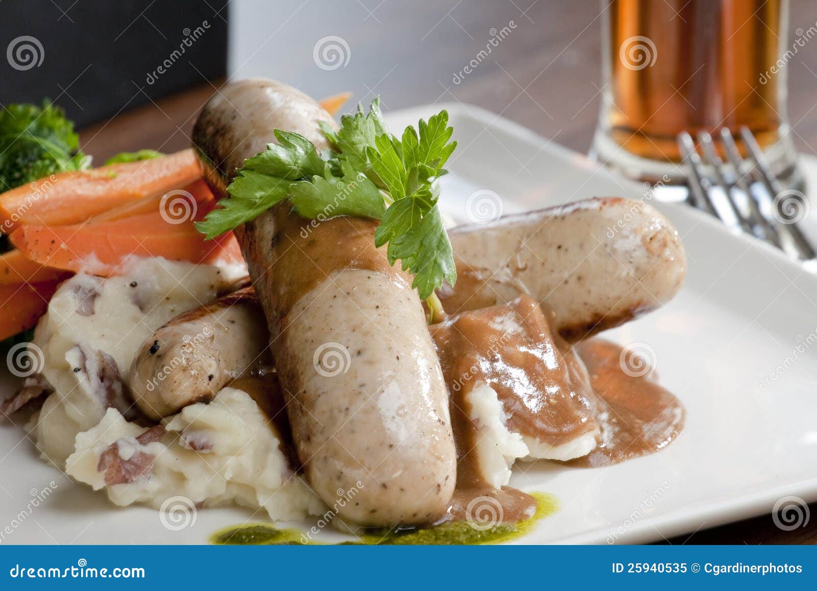 Restaurant-Art-Wurst-Platte Stockbild - Bild von liter, getränk: 25940535