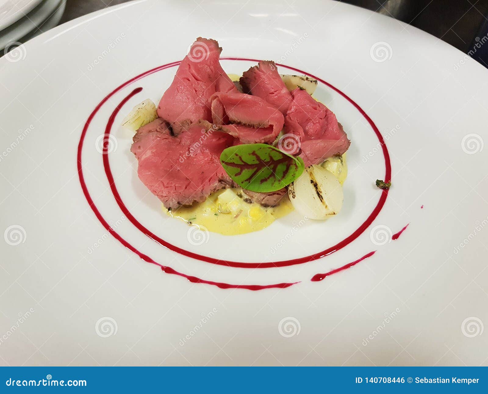 Restaurant De Plats Gastronomiques Photo stock - Image du assiette ...