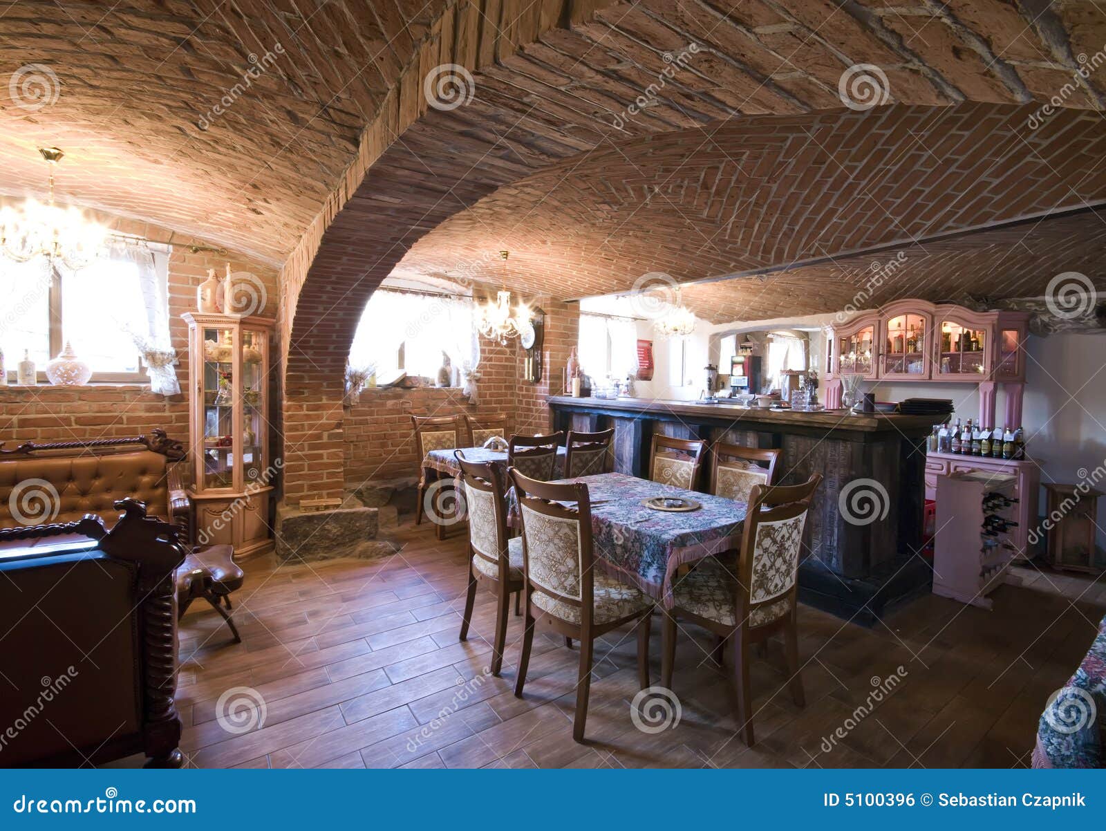 Restaurant En Sous-sol De Brique Photo stock - Image du chic, intérieur ...
