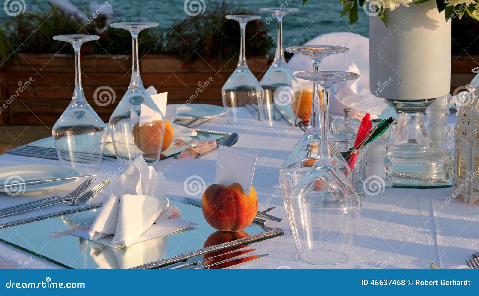 Restaurant-Gedeck Durch Das Meer Stockfoto - Bild von formell ...