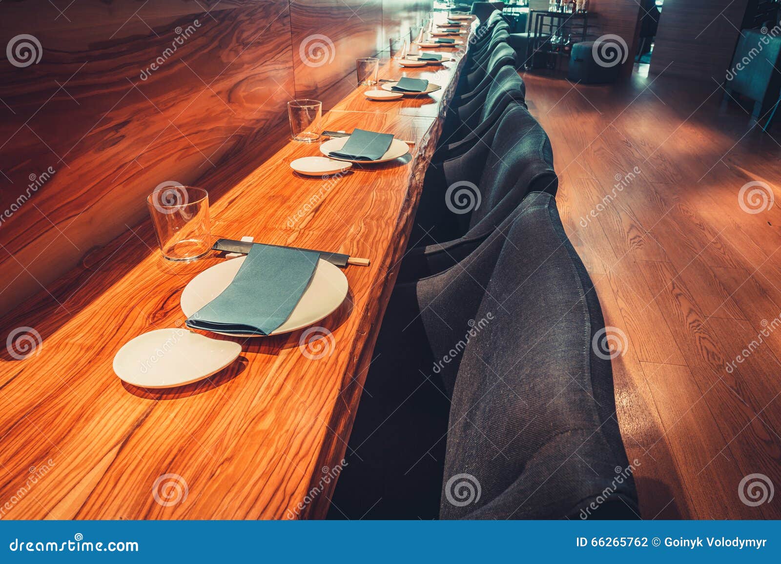 Restaurant Mit Tabelle Und Geschirr Stockfoto - Bild von elegant ...