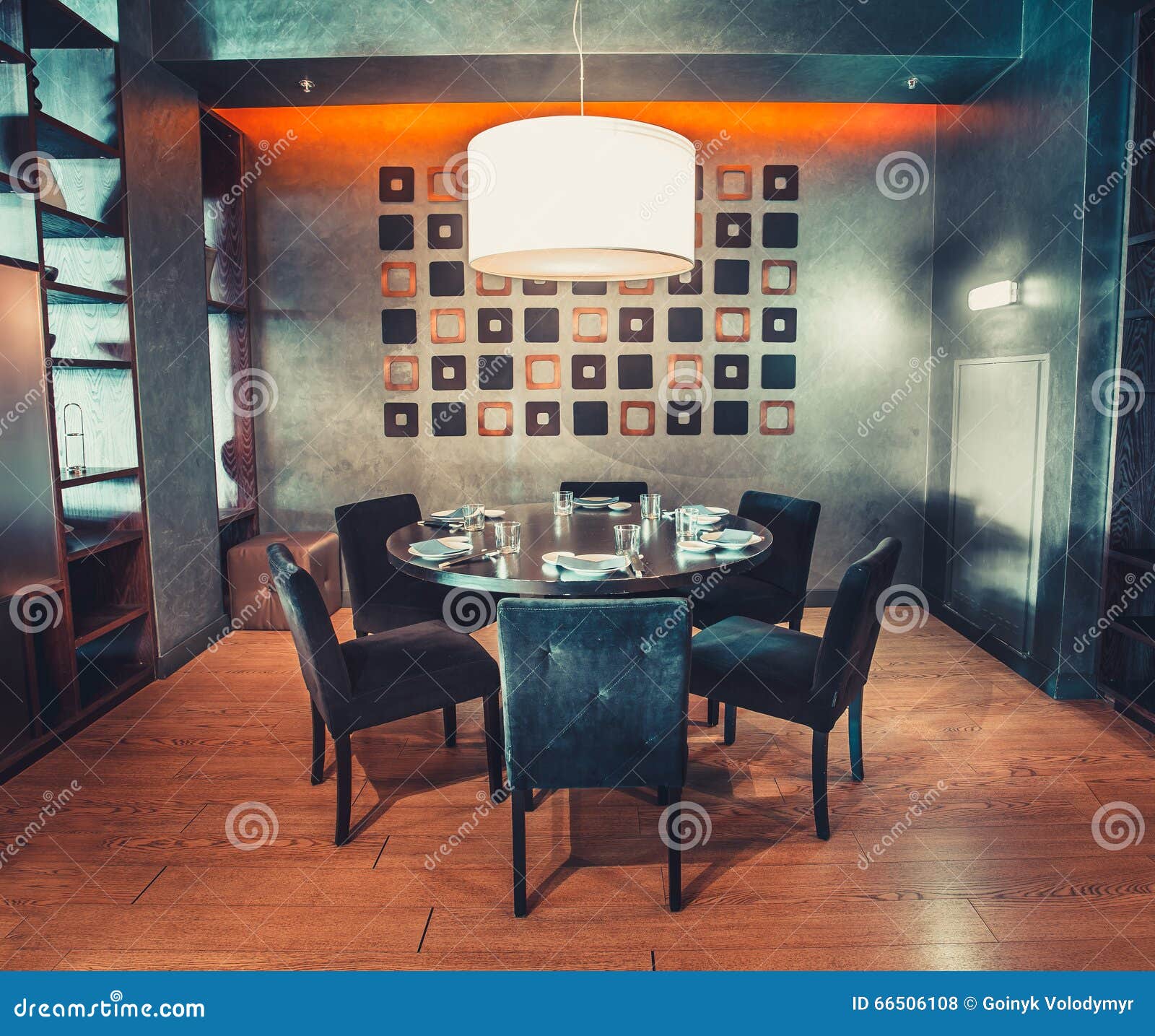 Restaurant Mit Tabelle Und Geschirr Stockfoto - Bild von dekor ...