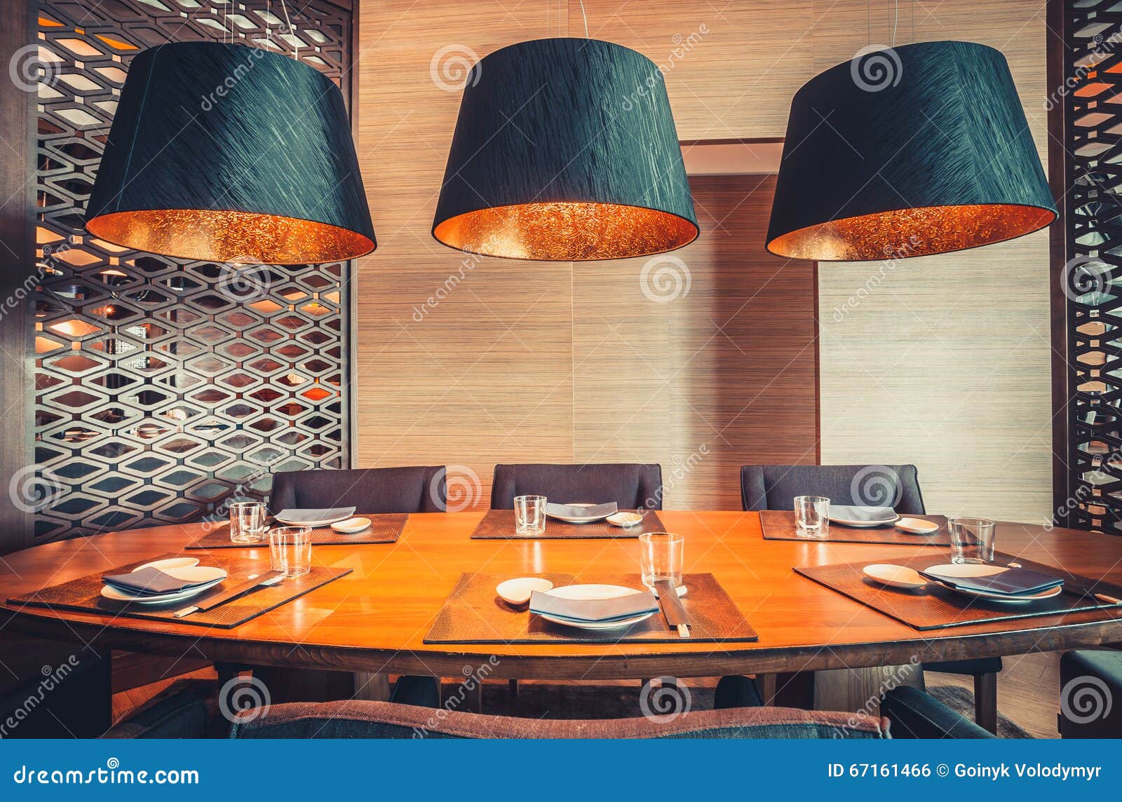 Restaurant Mit Tabelle Und Geschirr Stockfoto - Bild von kaffee, hotel ...