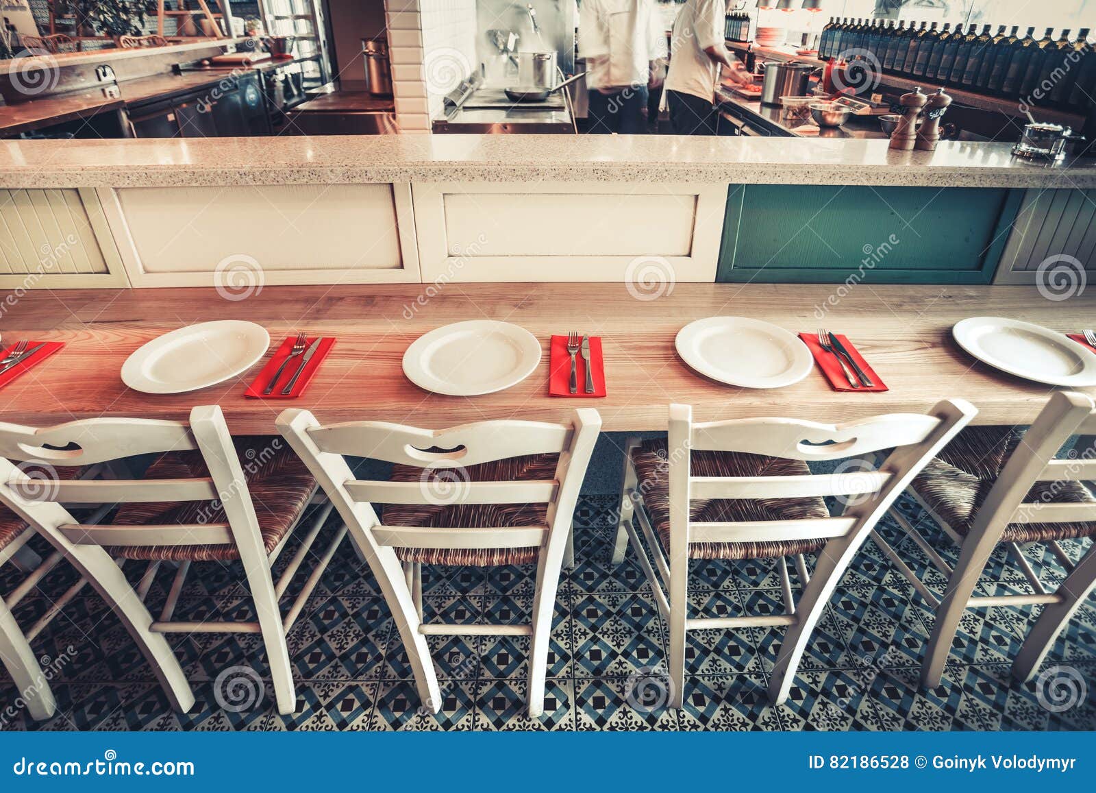 Restaurant Mit Tabelle Und Geschirr Stockfoto - Bild von leuchten ...