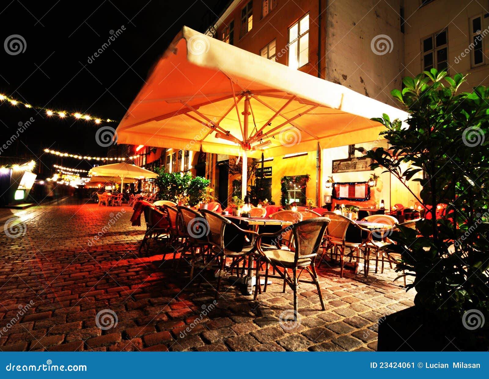 Restaurant at night editorial photo. Image of boulevard - 23424061