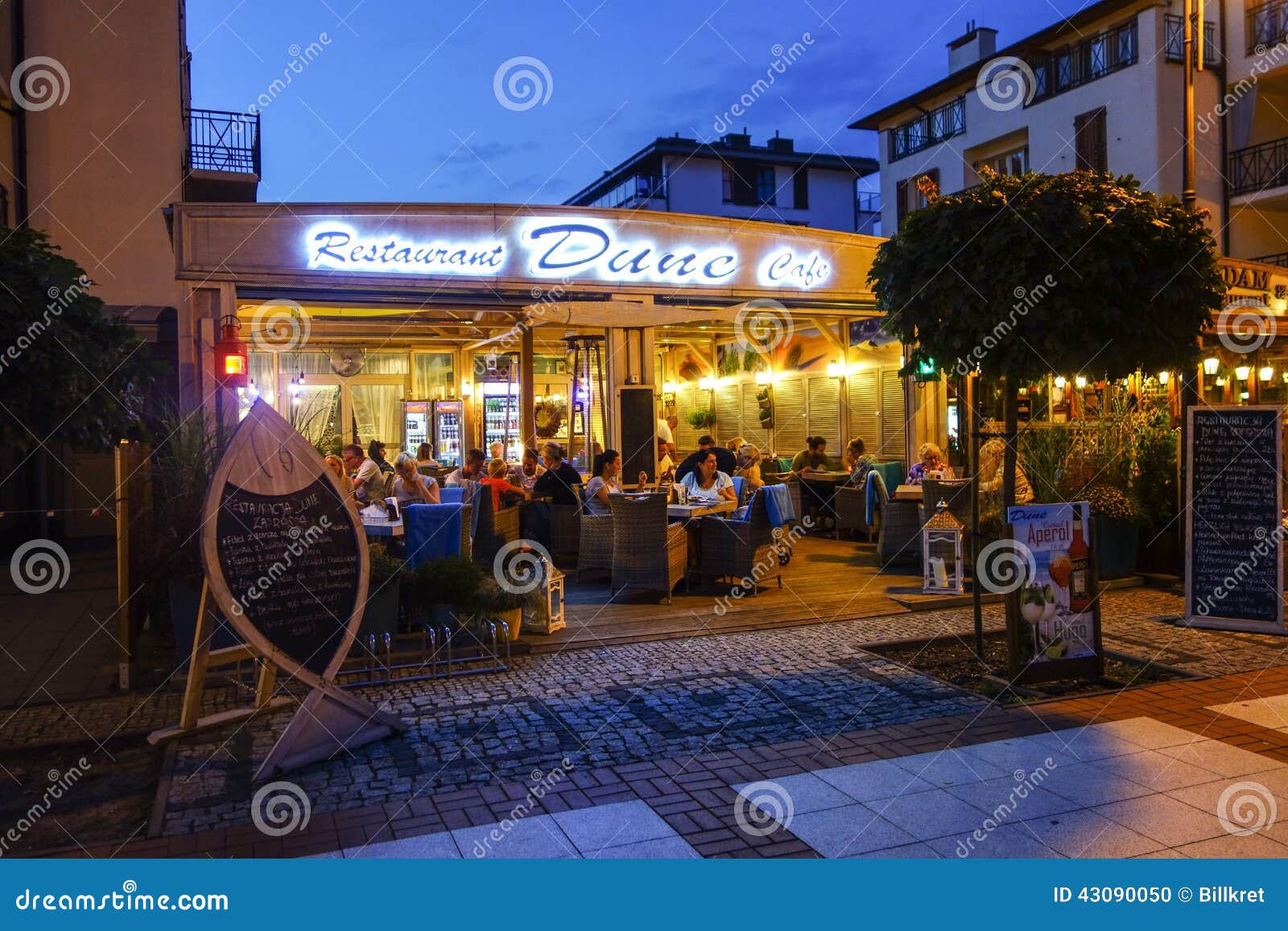Restaurant by night editorial image. Image of people - 43090050