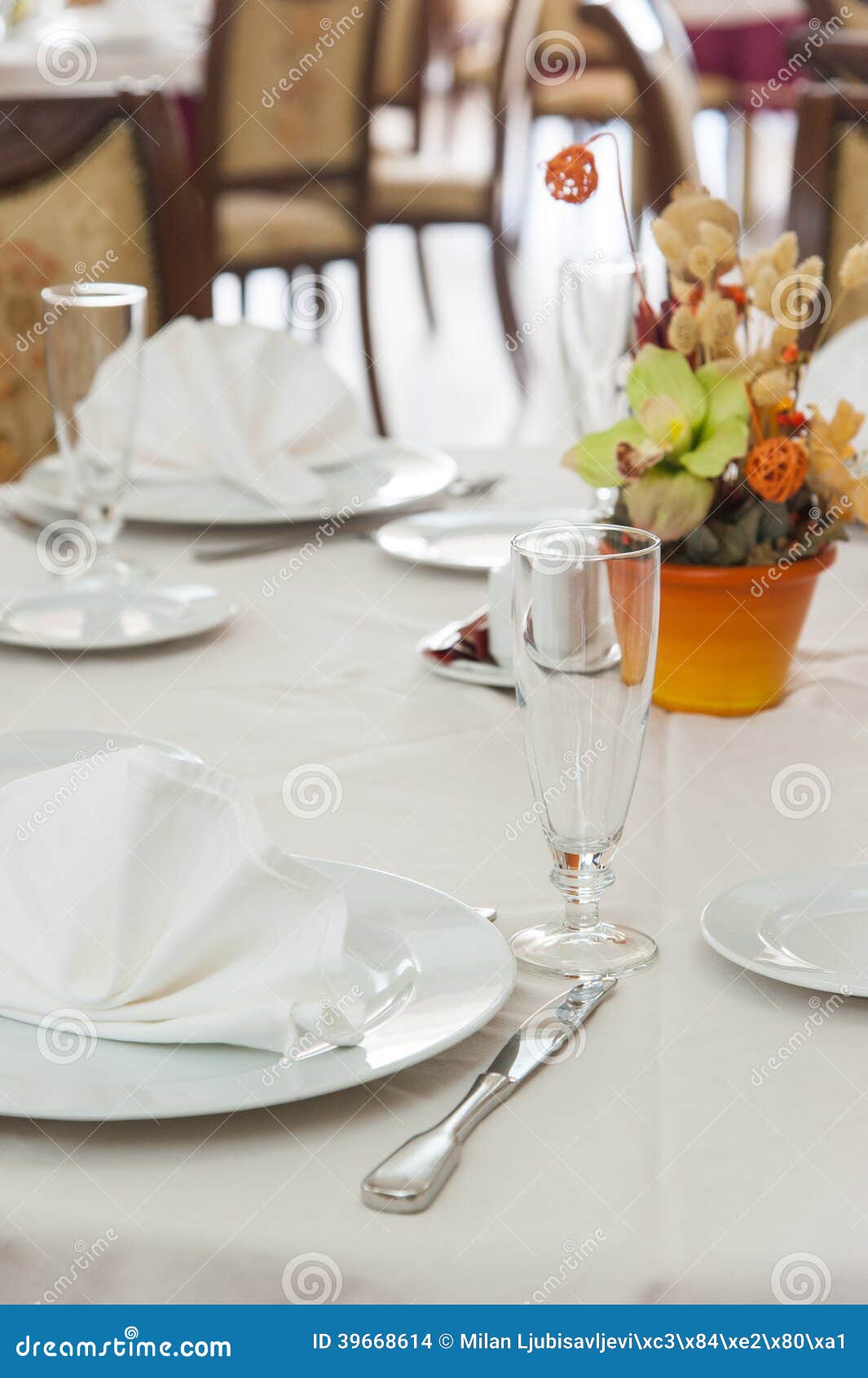 Restaurant-Tabelle stockfoto. Bild von abendessen, nahrung - 39668614