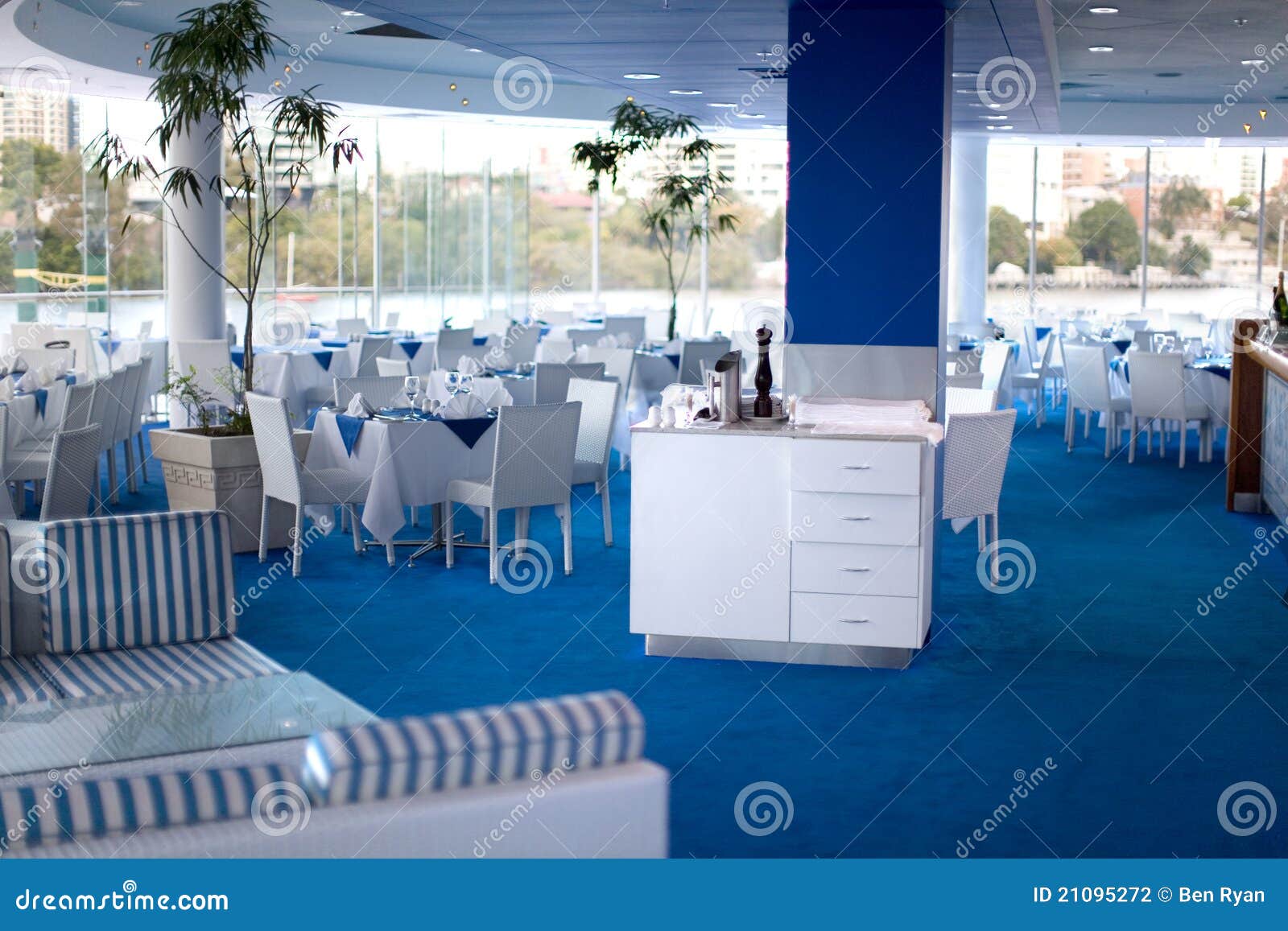 Restaurante azul y blanco foto de archivo. Imagen de vector - 21095272
