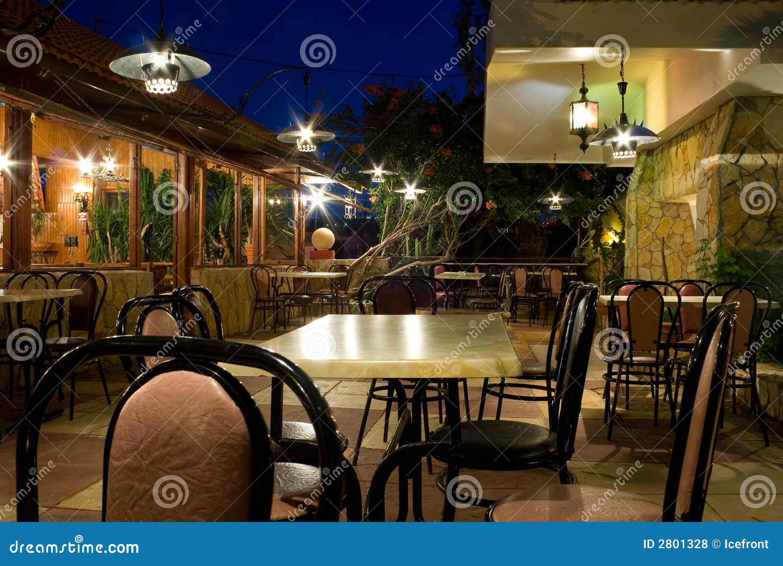 Restaurante en la noche foto de archivo. Imagen de lujo - 2801328