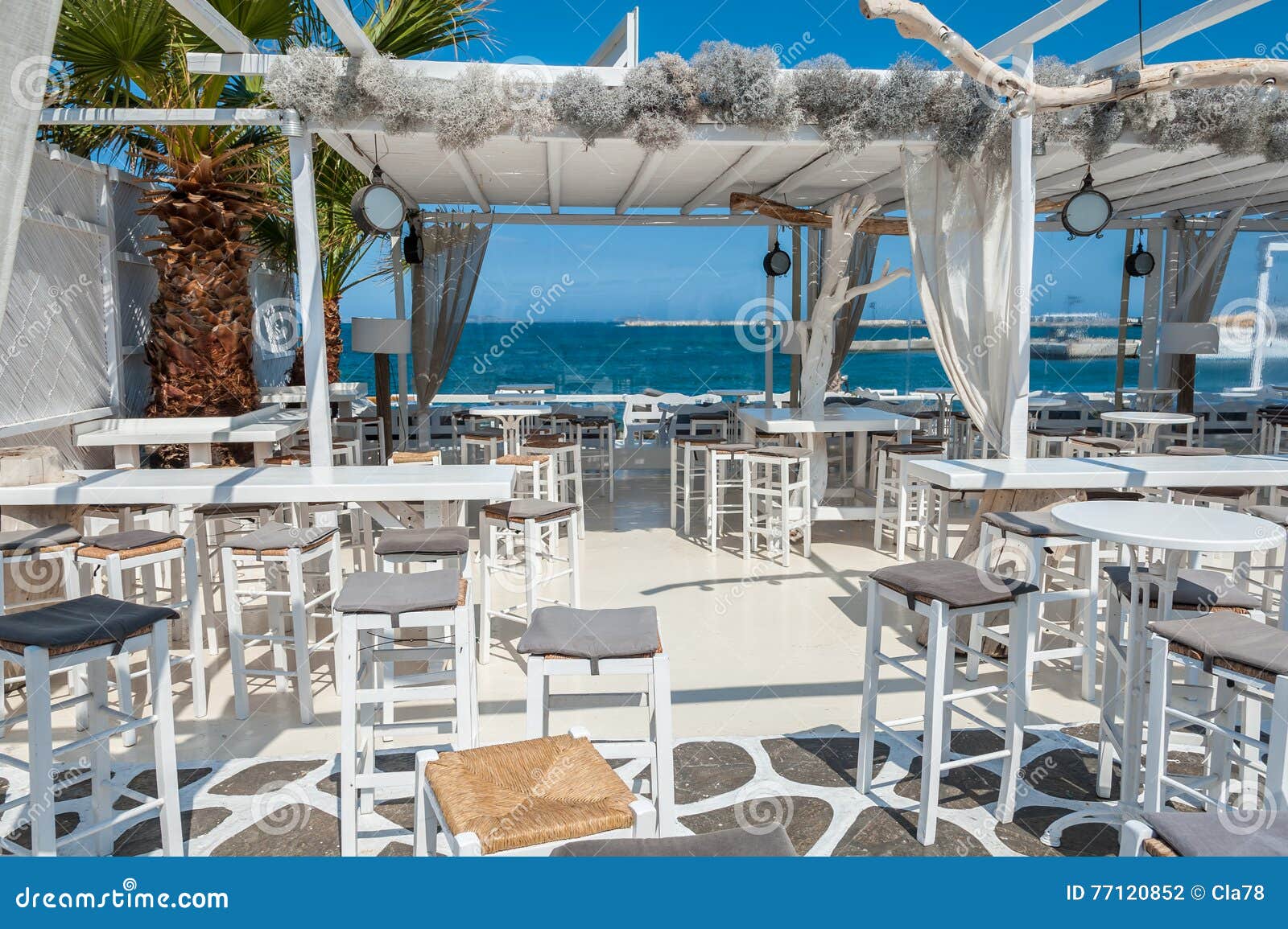 Restaurante en la playa foto de archivo. Imagen de exterior - 77120852