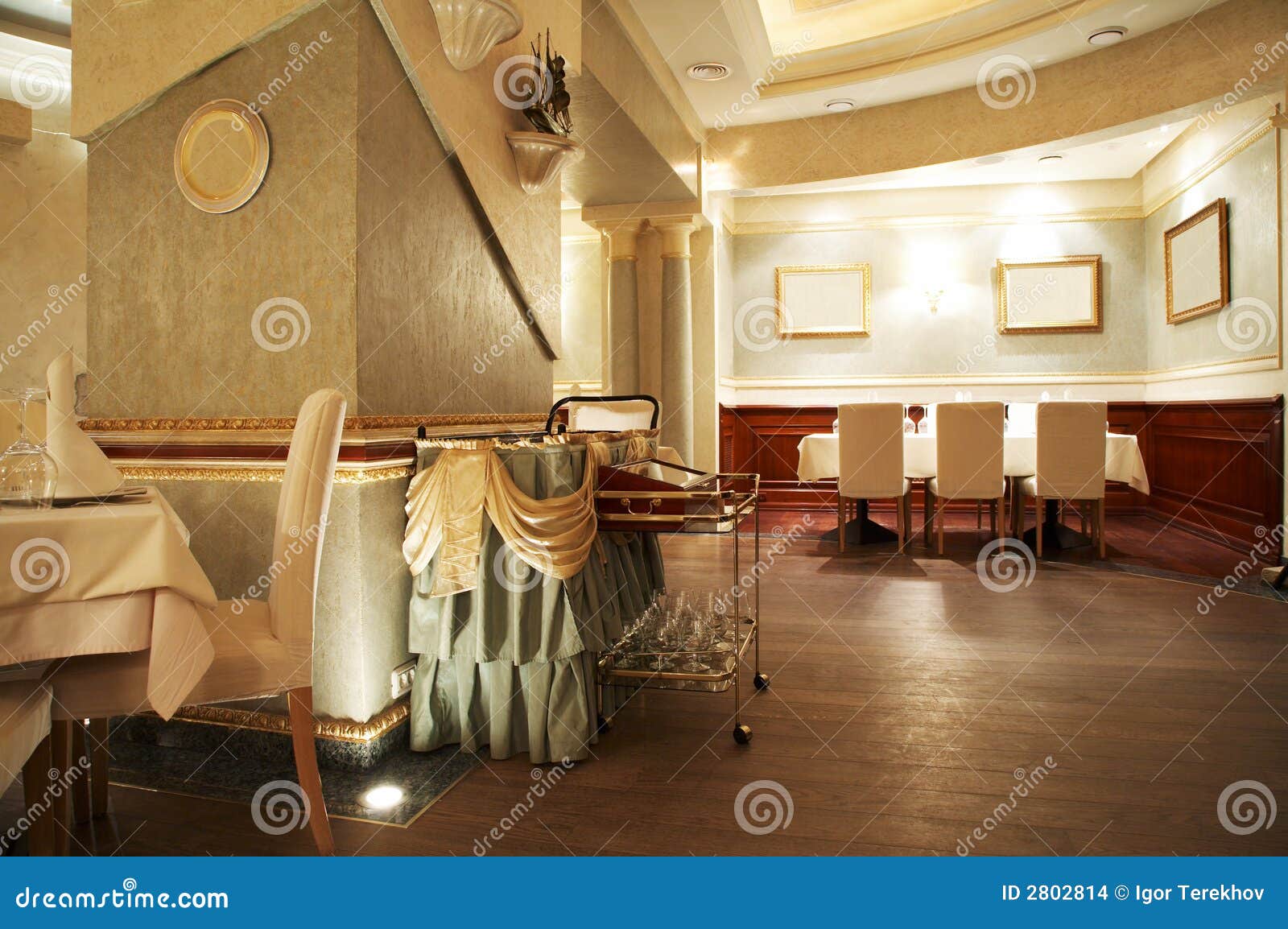 Restaurante lujoso foto de archivo. Imagen de comer, cubiertos - 2802814