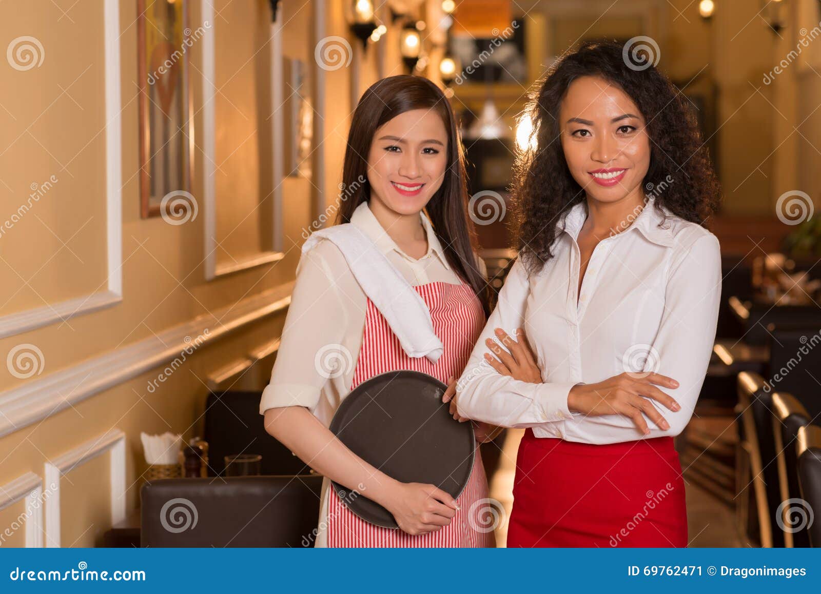 Restauranteigenaar En Serveerster Stock Afbeelding - Image of aziatisch ...