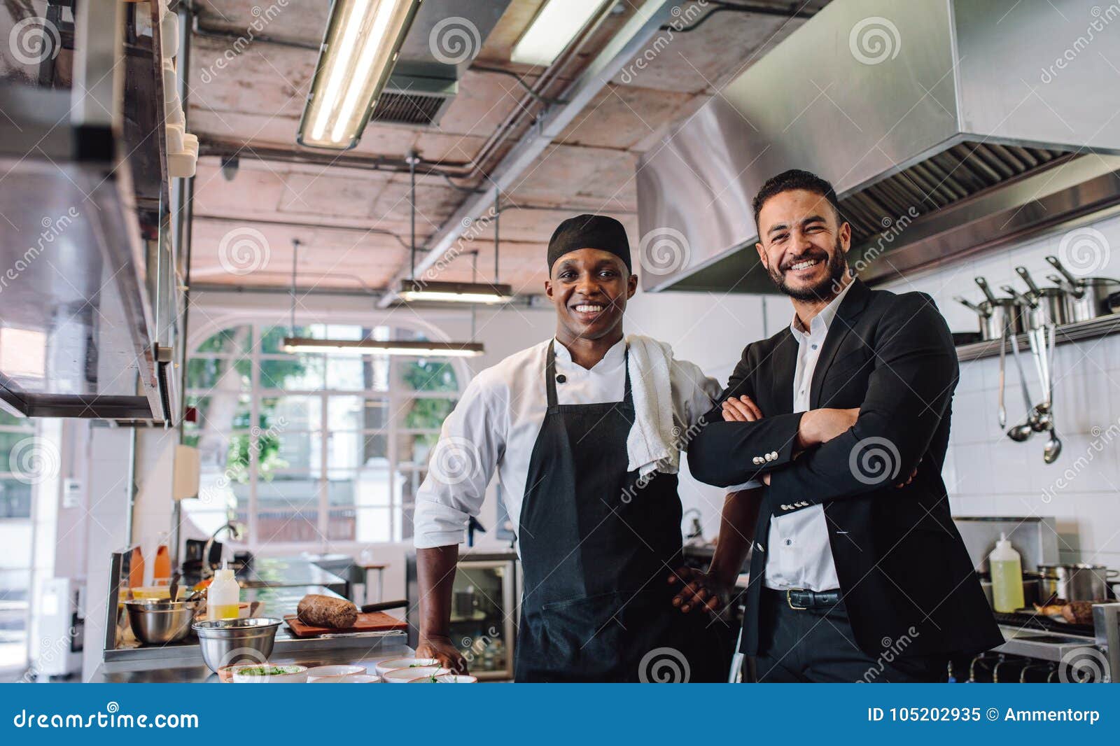 Restauranteigenaar Met Chef-kok in Keuken Stock Afbeelding - Image of ...