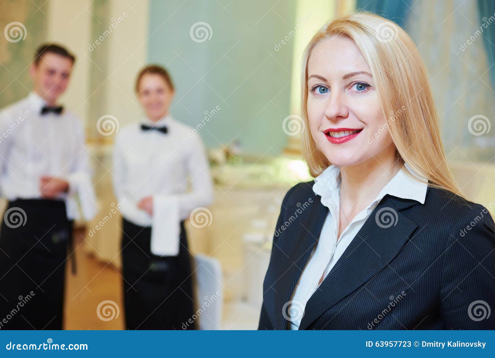Restaurantmanager Met Serveerster En Kelner Stock Afbeelding - Image of ...