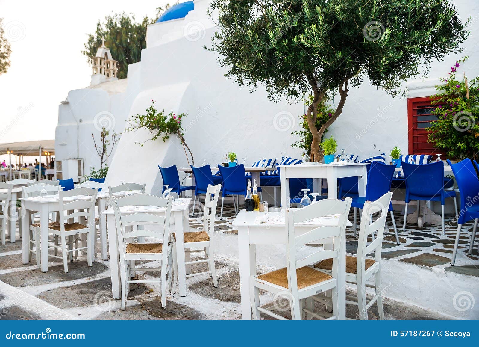Restaurants grecs d'île image stock. Image of restaurant - 57187267