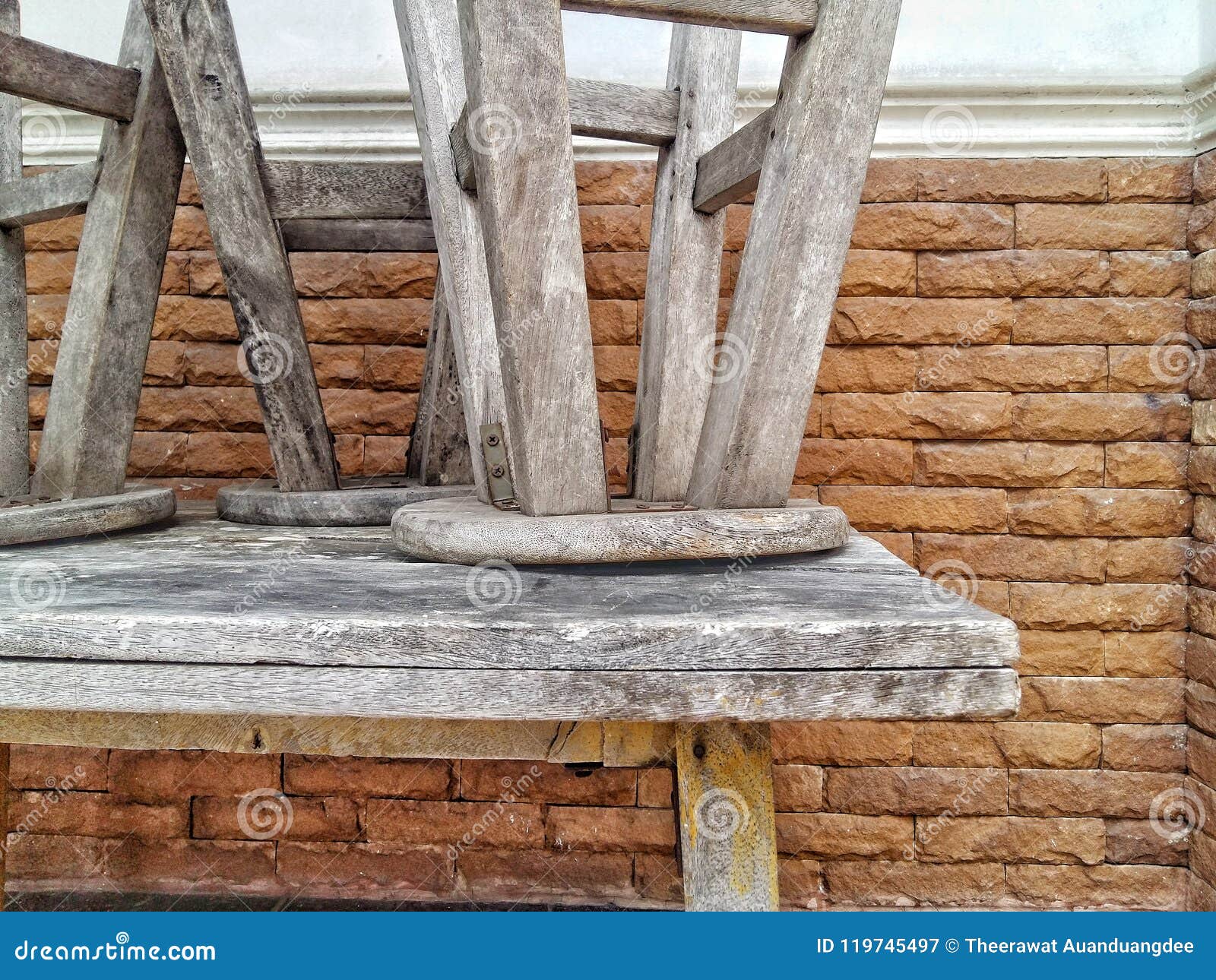 Restos De Madera Marrones De Una Silla Imagen de archivo - Imagen de ...